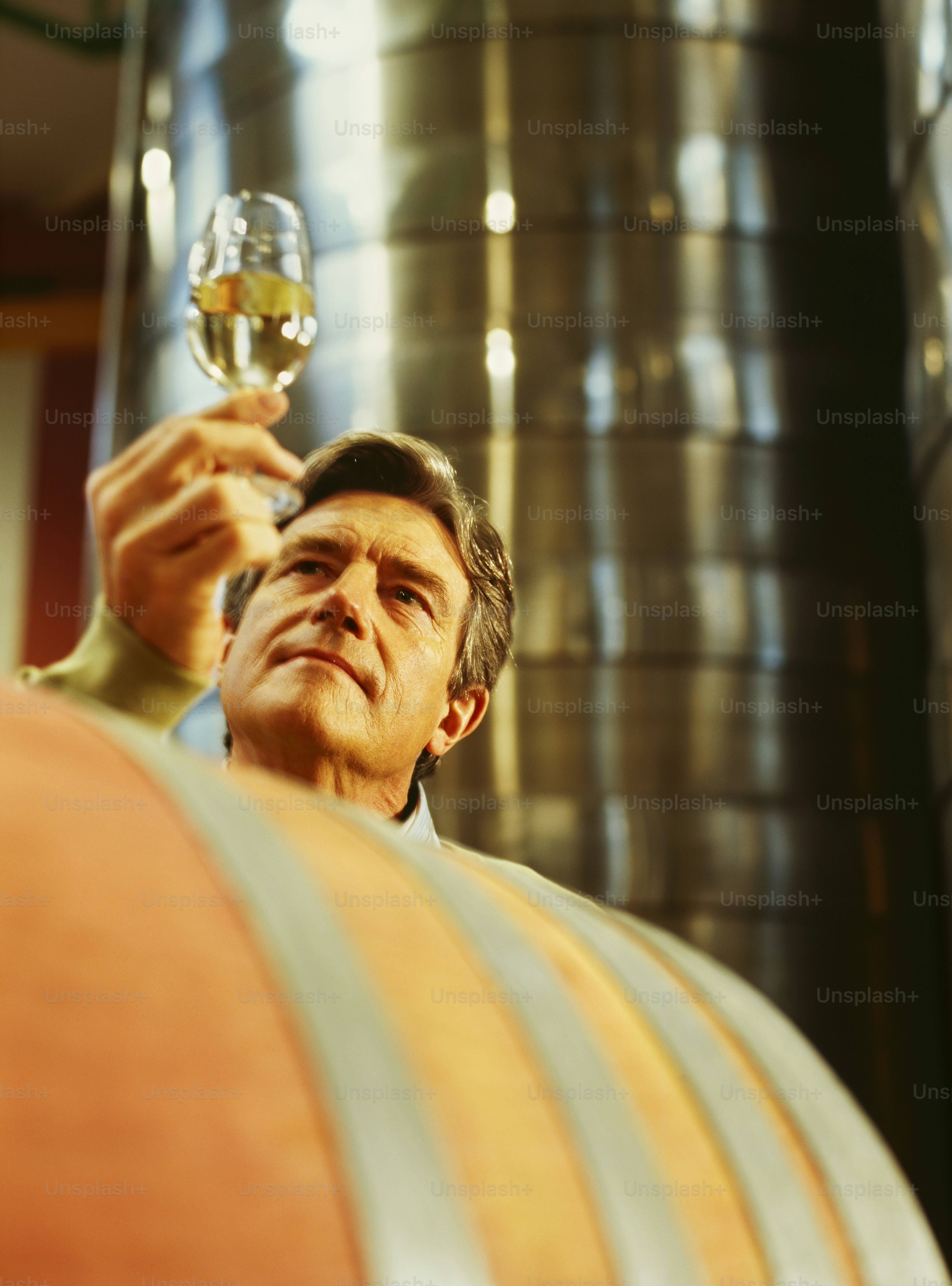 Un hombre bebiendo una copa de vino blanco foto – Imagen de Vidrio en ...