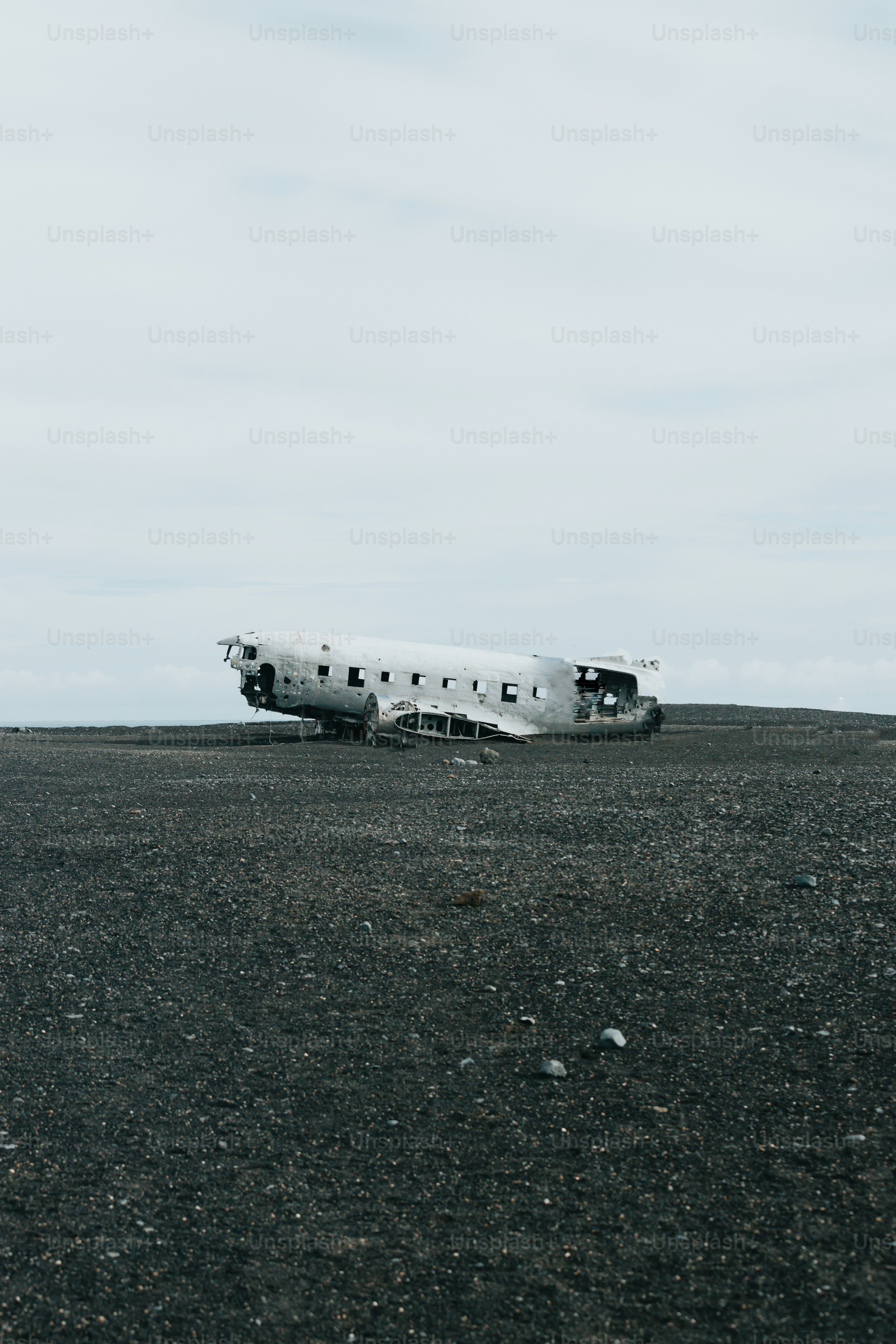 A plane that is sitting on the ground photo – Forget Image on Unsplash