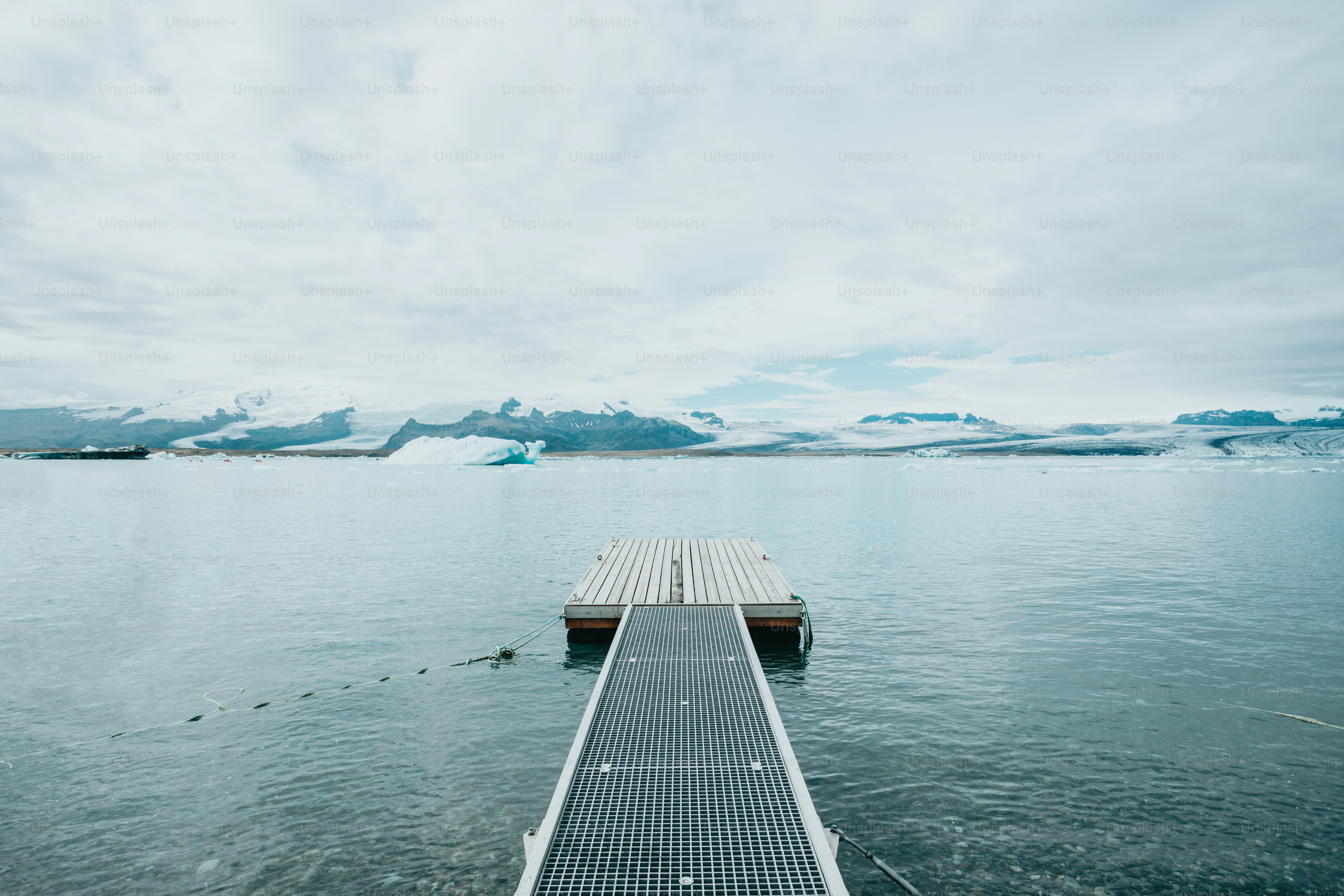 Un long quai assis au milieu d’un plan d’eau photo – Quai du lac Photo ...