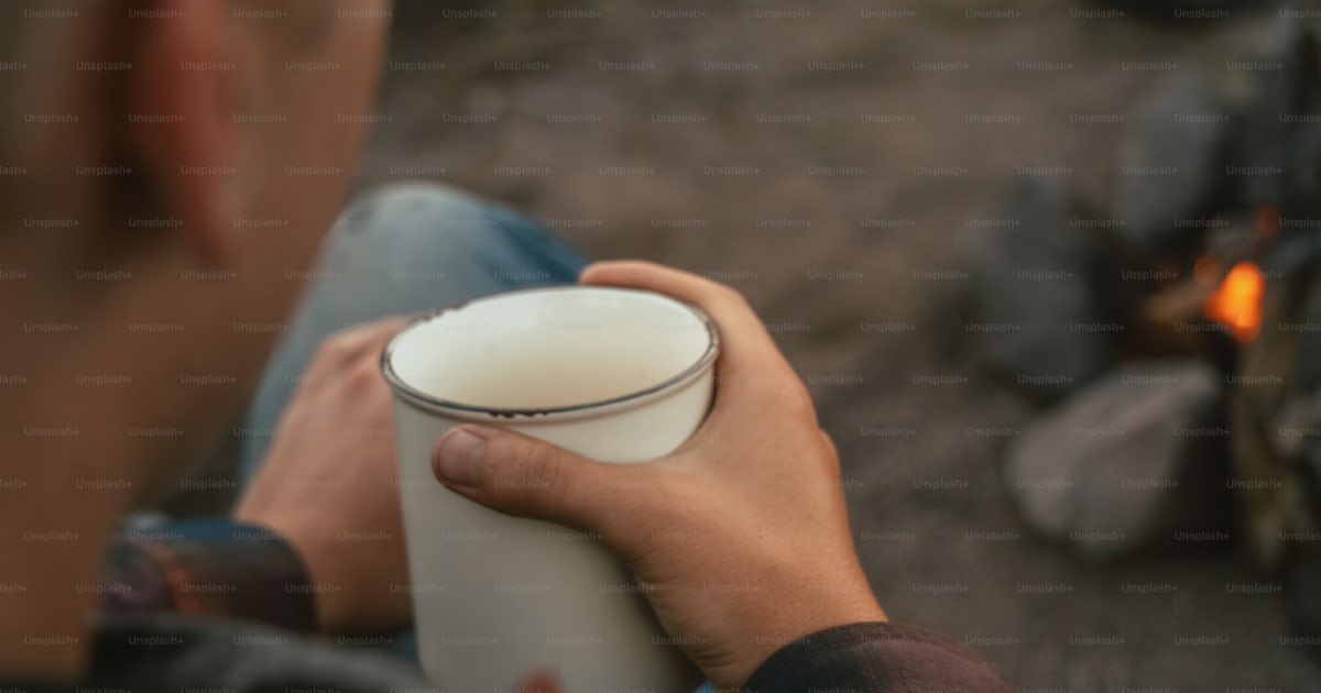 손에 하얀 컵을 들고 있는 남자 사진 Unsplash의 캠프 이미지