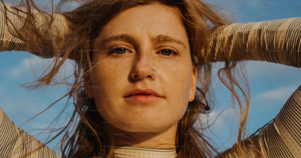 Foto Una Mujer Con El Pelo Soplando Al Viento Vida En La Playa Imagen En Unsplash