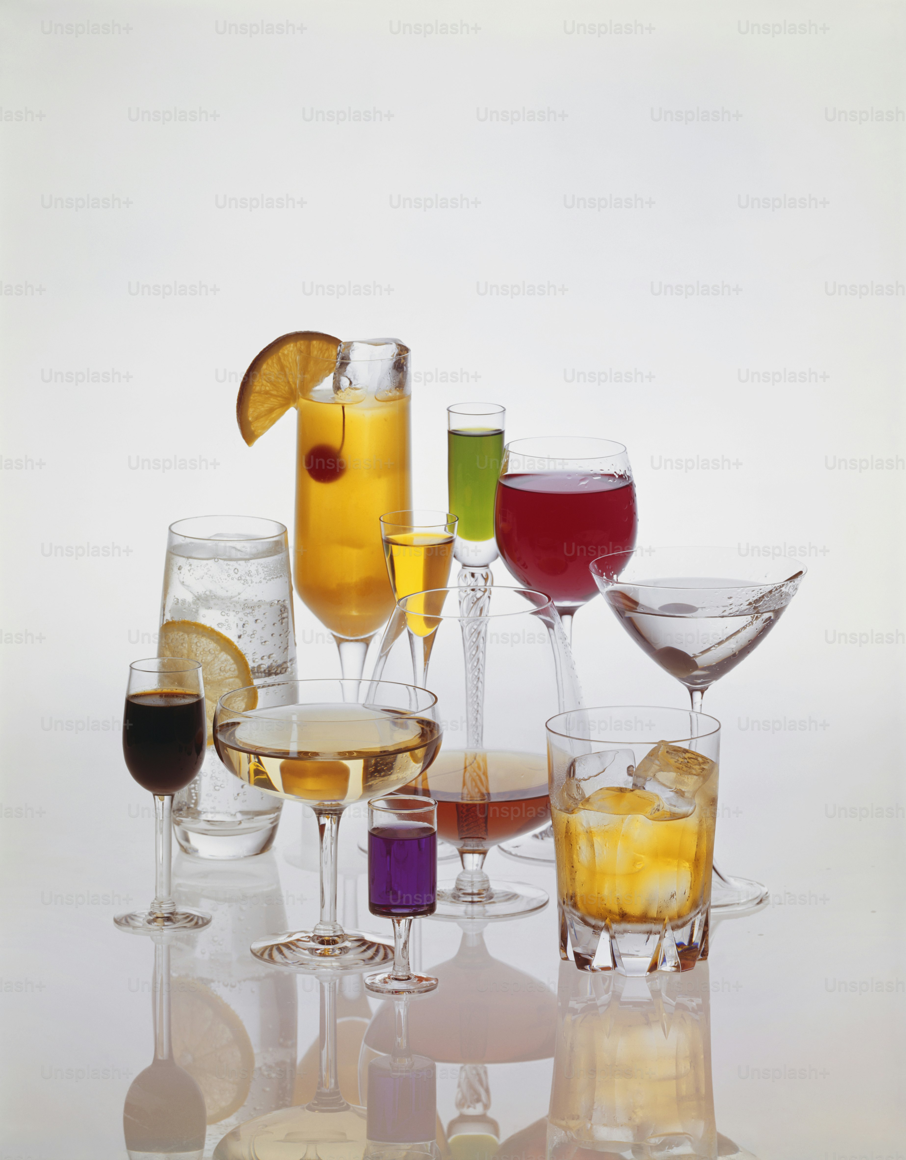 Un tas de verres de différents types de boissons photo – Vin Photo sur ...