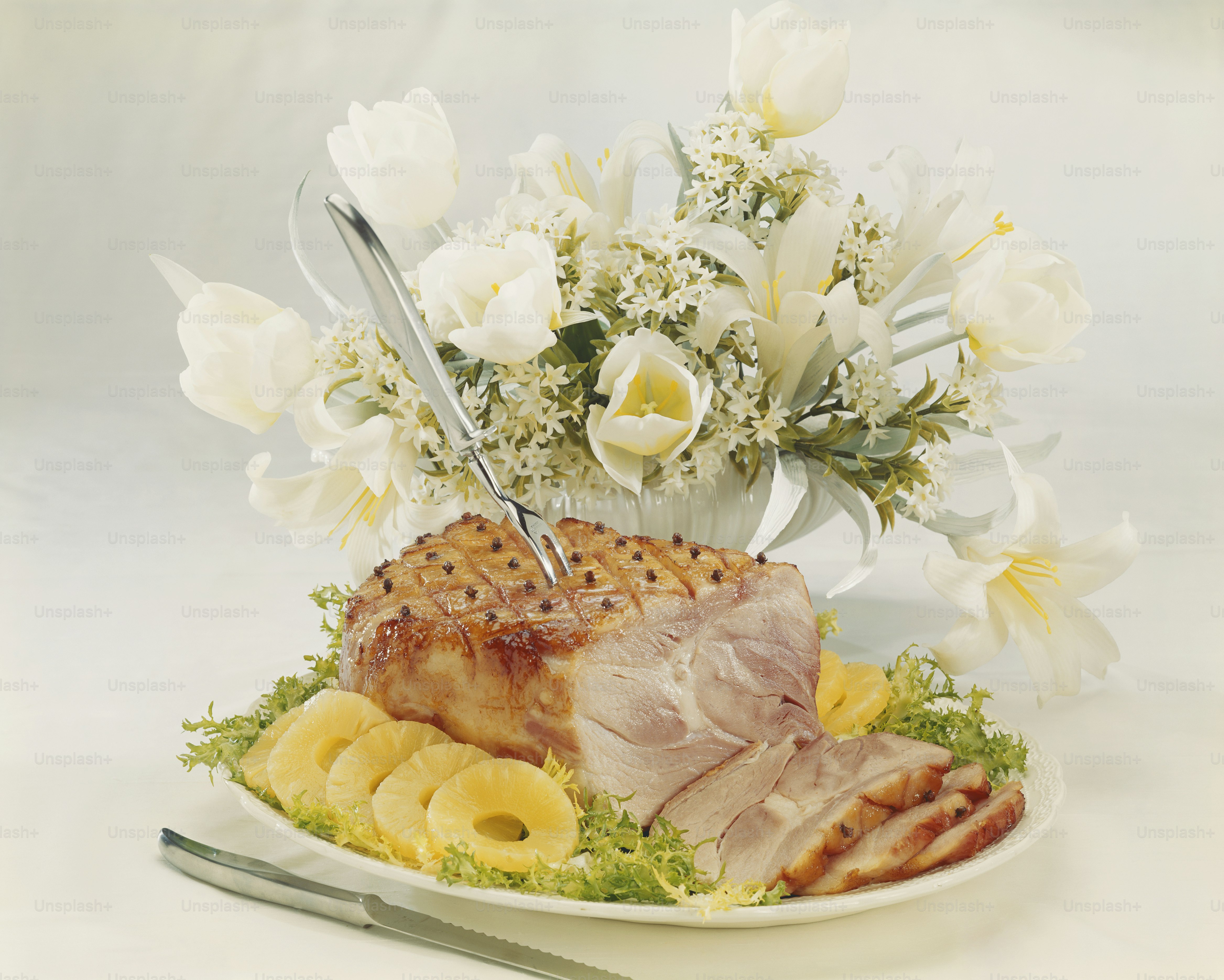 Foto zum Thema Ein Teller mit Essen mit Messer und Gabel darauf – Bild ...