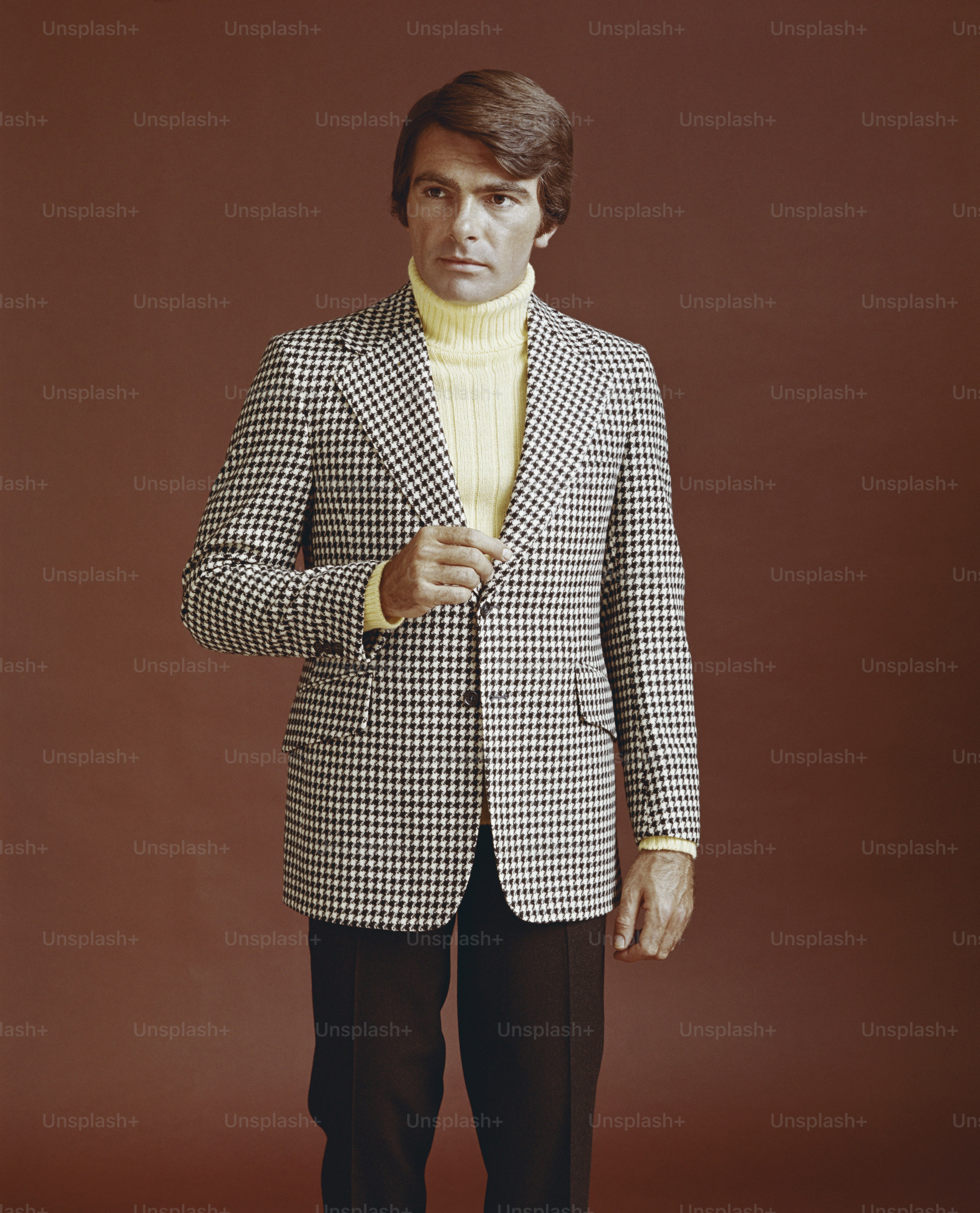 Un homme en veste et pull à col roulé photo – Costume Photo sur Unsplash