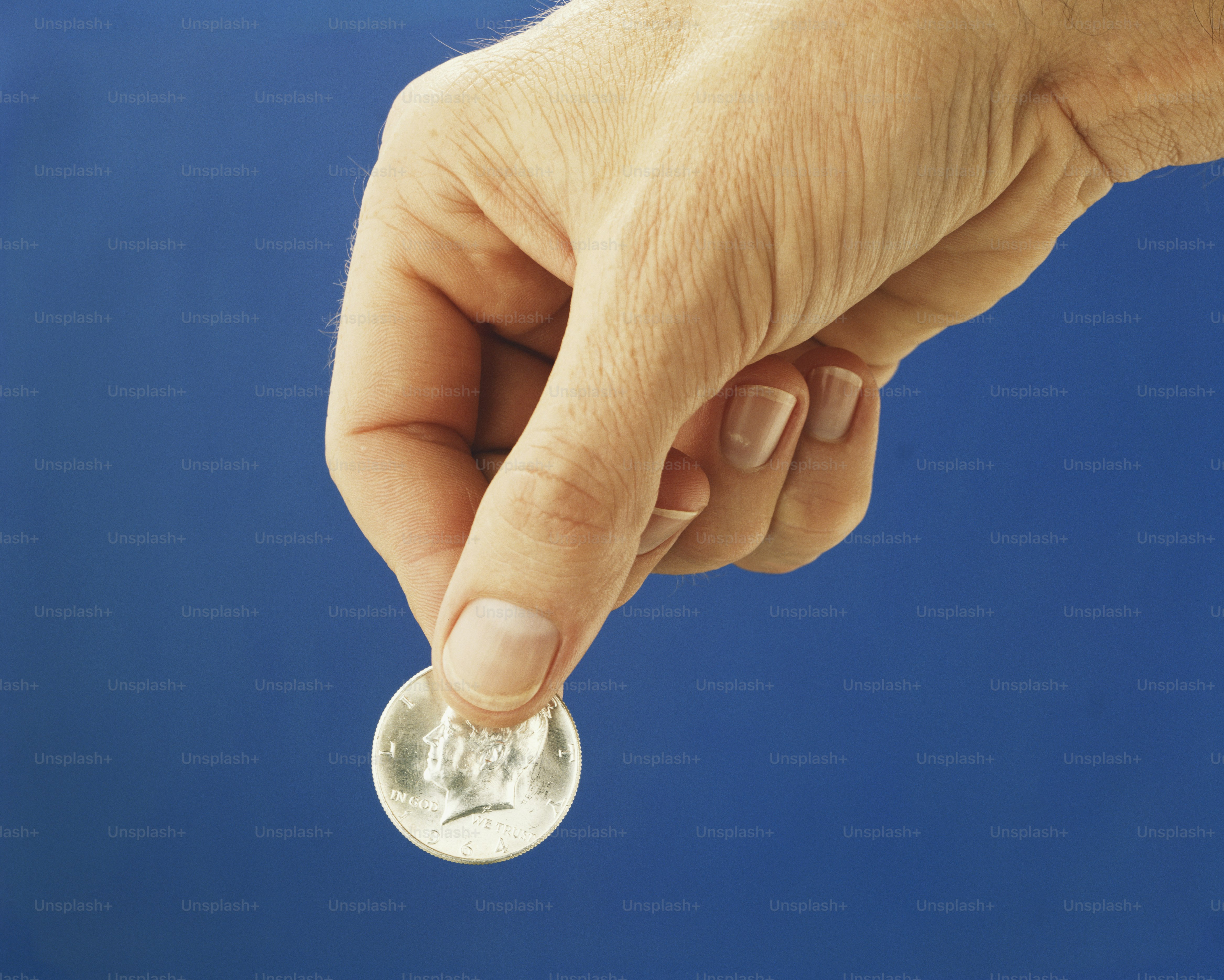 A person holding a coin in their hand photo – Coin Image on Unsplash