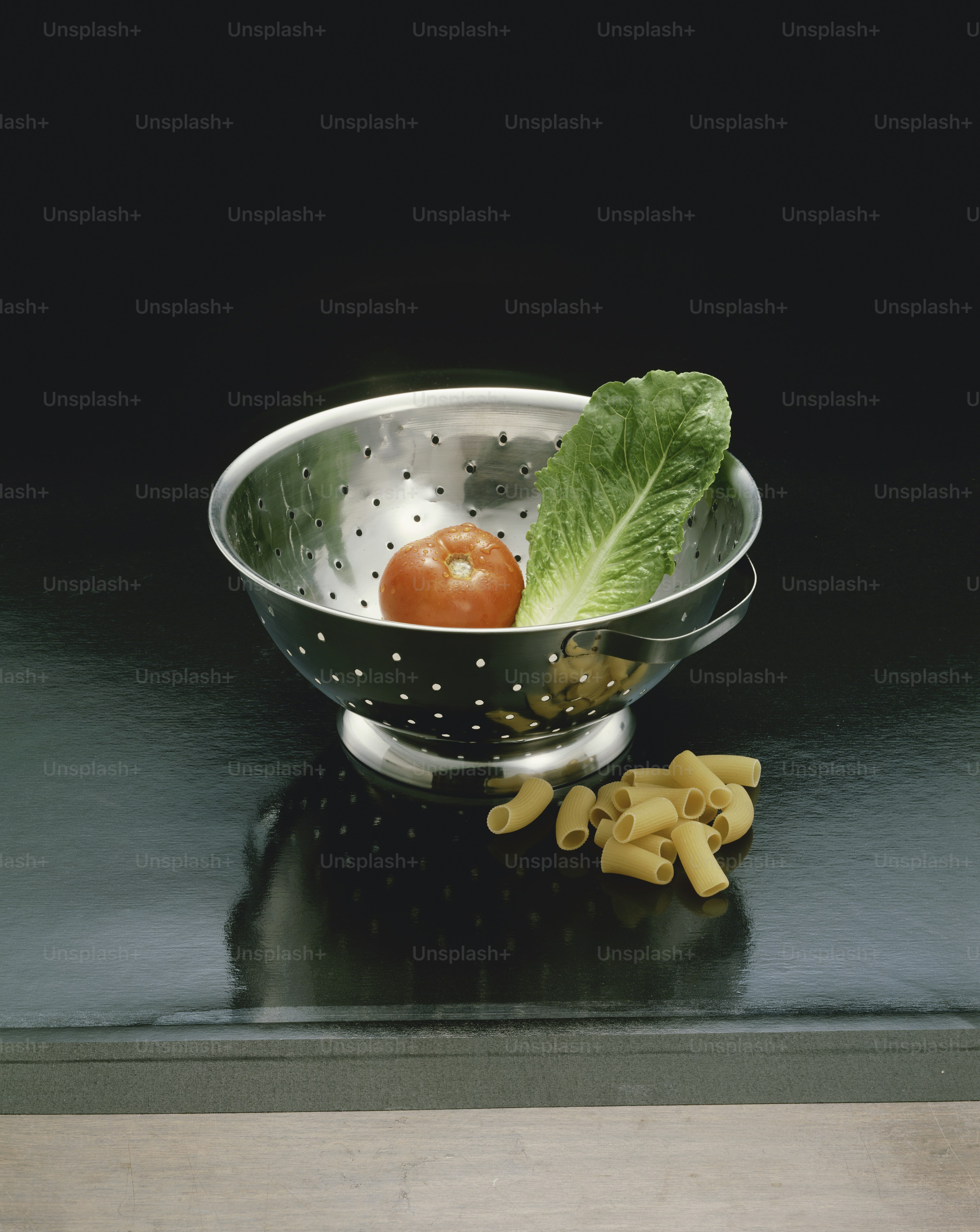 A colander with pasta and a tomato in it photo – 1980 Image on Unsplash