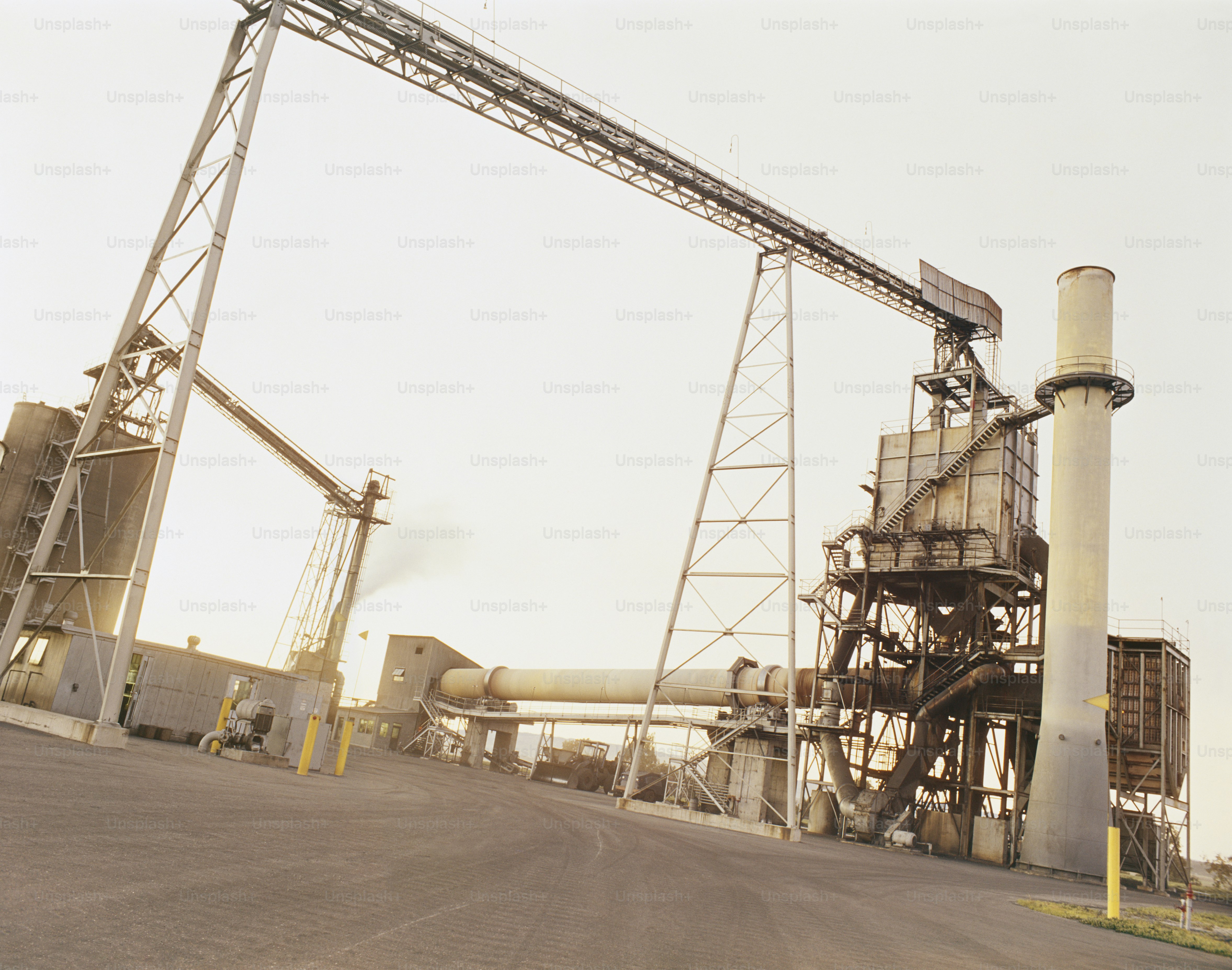 Una fábrica con mucho humo saliendo de ella foto – Imagen de Fotografía ...