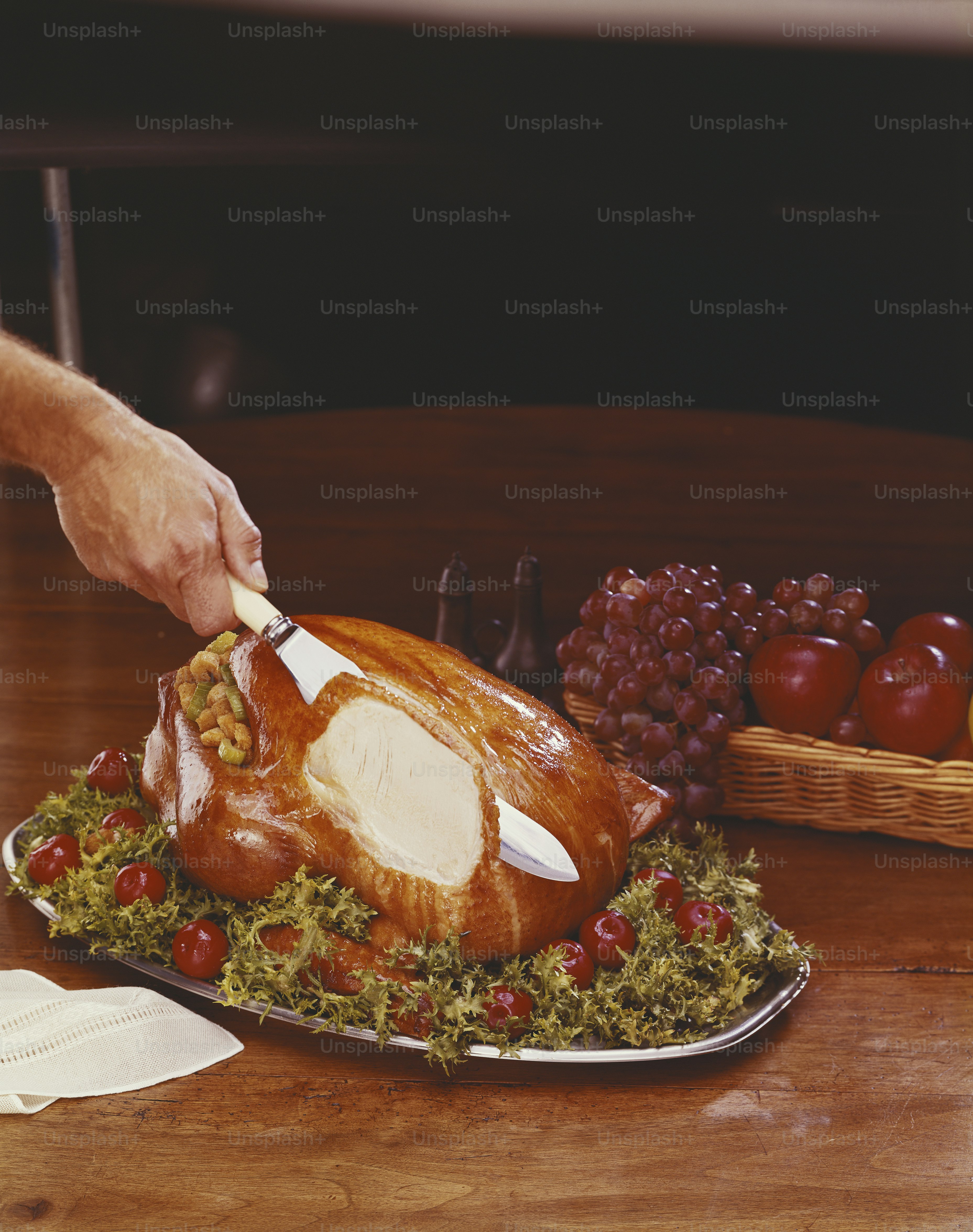 Eine Person, die einen Truthahn auf einer Platte schneidet Foto – Bild ...