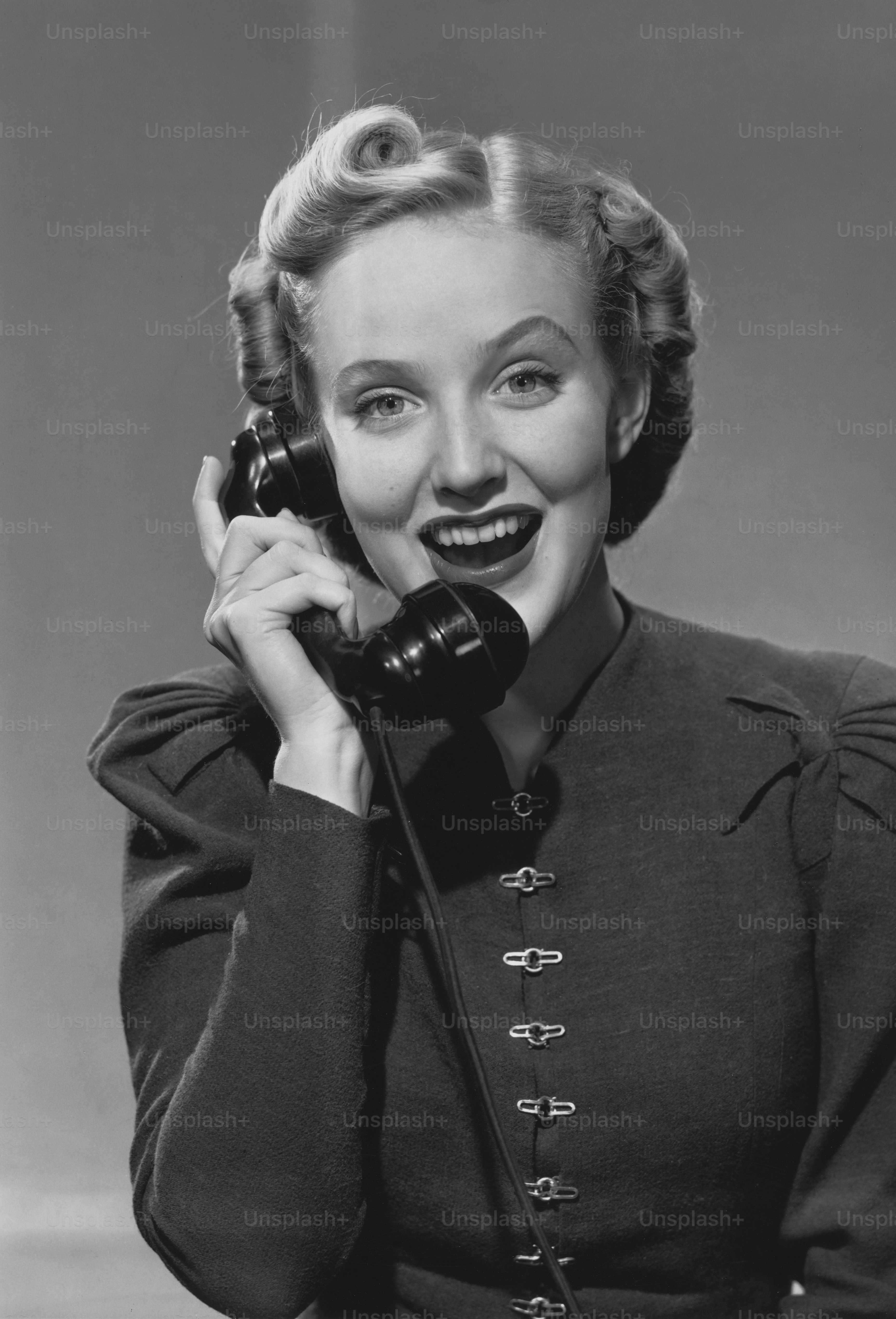 Foto Una joven que se ve feliz durante una llamada telefónica. (Foto de ...