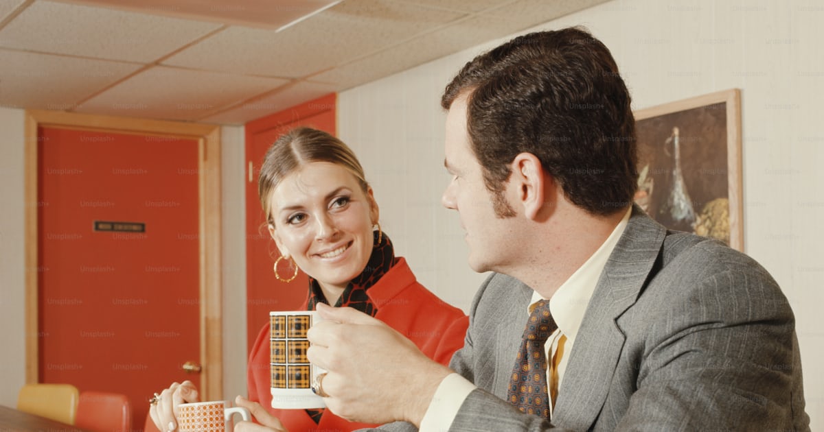 ÉTATS-UNIS - Vers les années 1970 : Couple dans un café prenant le ... ÉTATS-UNIS - Vers les années 1970 : Couple dans un café prenant le ...