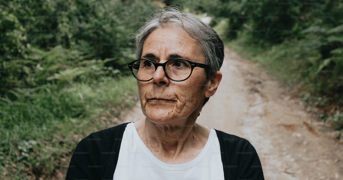 Foto Una Mujer Con Gafas Parada En Un Camino De Tierra Mujer Imagen