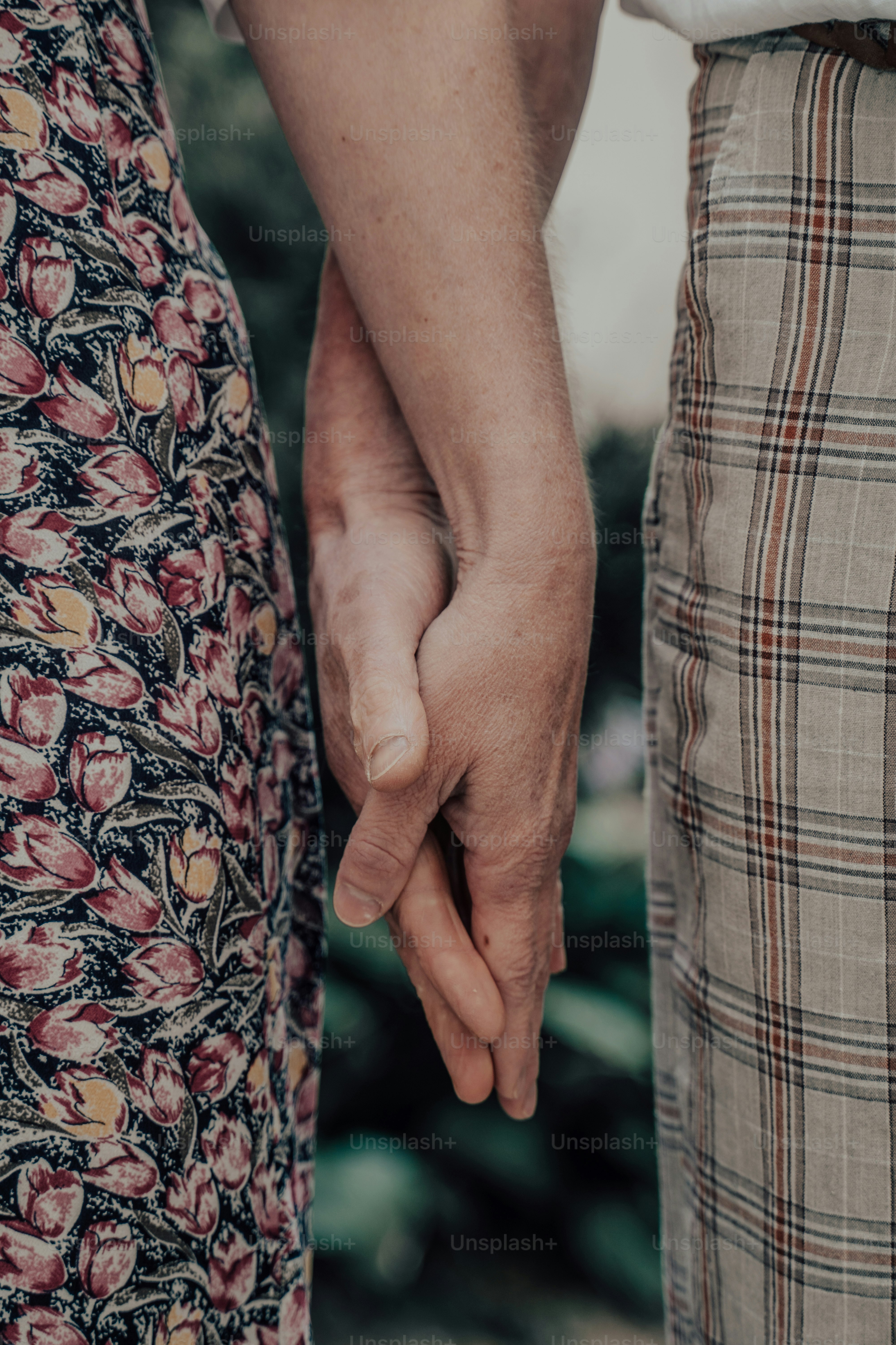 Foto Un primer plano de dos personas tomadas de la mano – Tomarse de ...