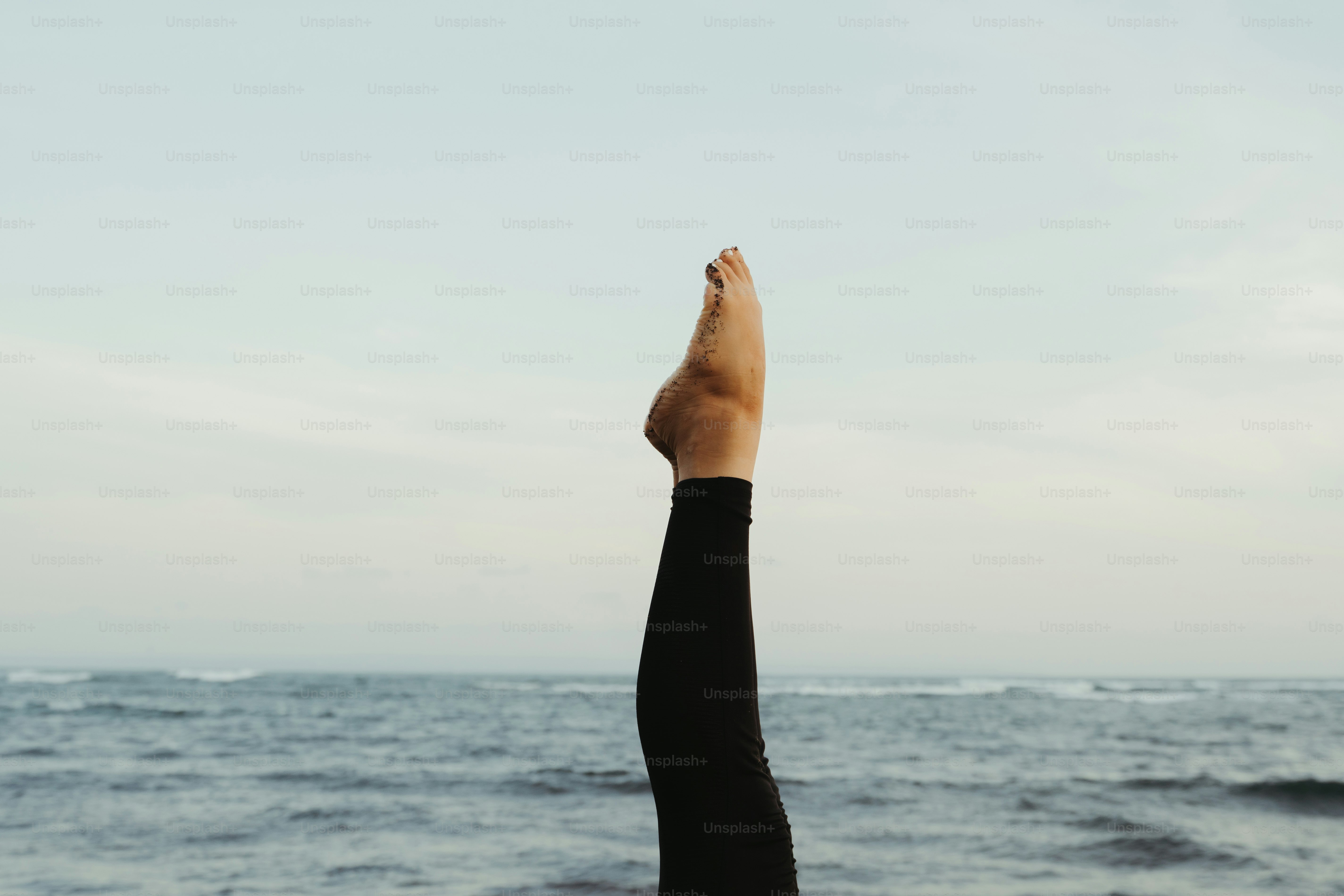 Une personne levant les mains en l’air photo – Exercer Photo sur Unsplash