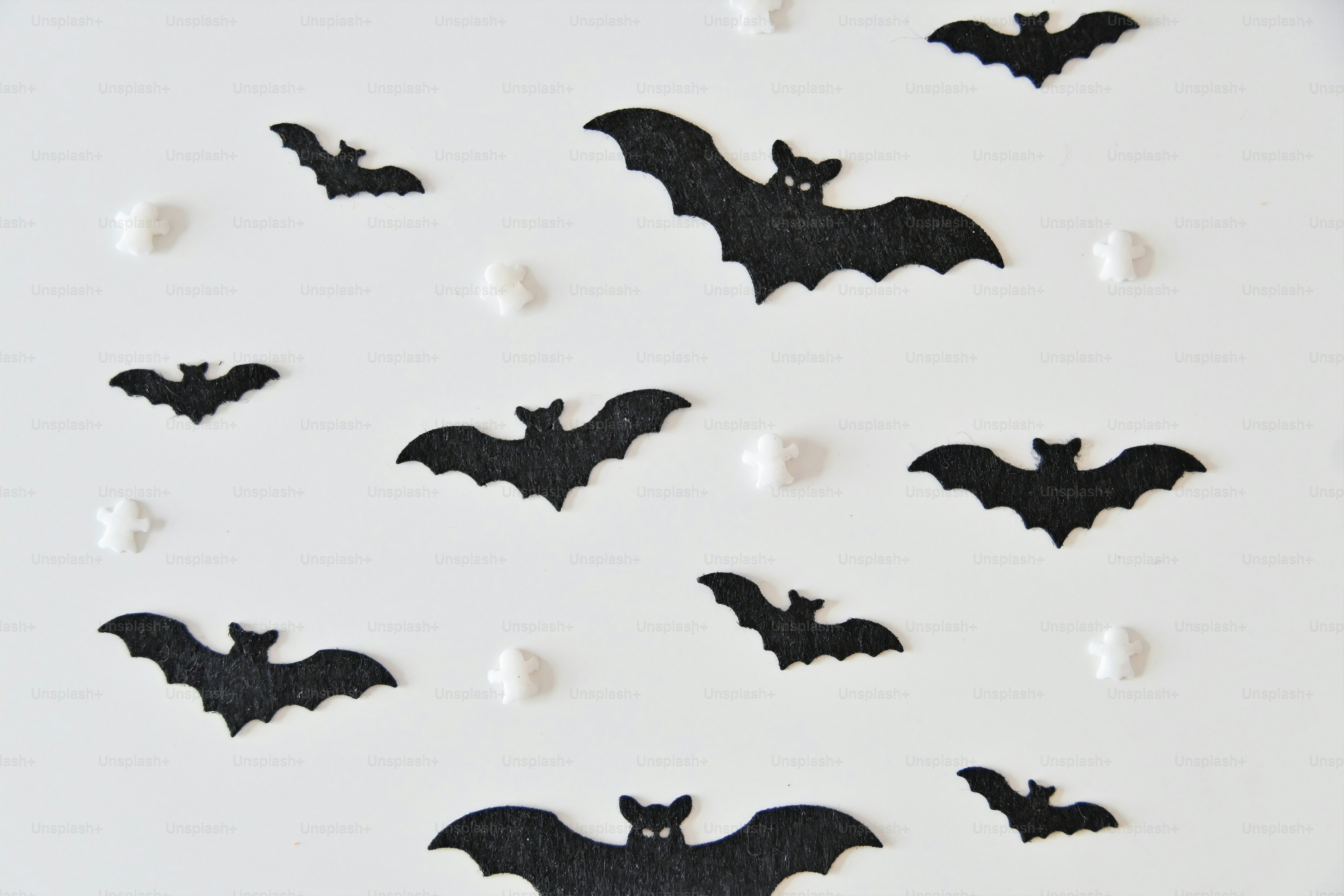 A bunch of bats that are on a table photo – Background Image on Unsplash