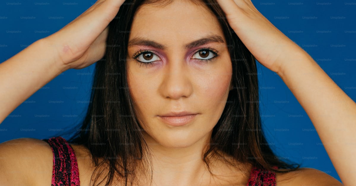 Foto Una Mujer Con Las Manos En La Cabeza Retrato Imagen En Unsplash