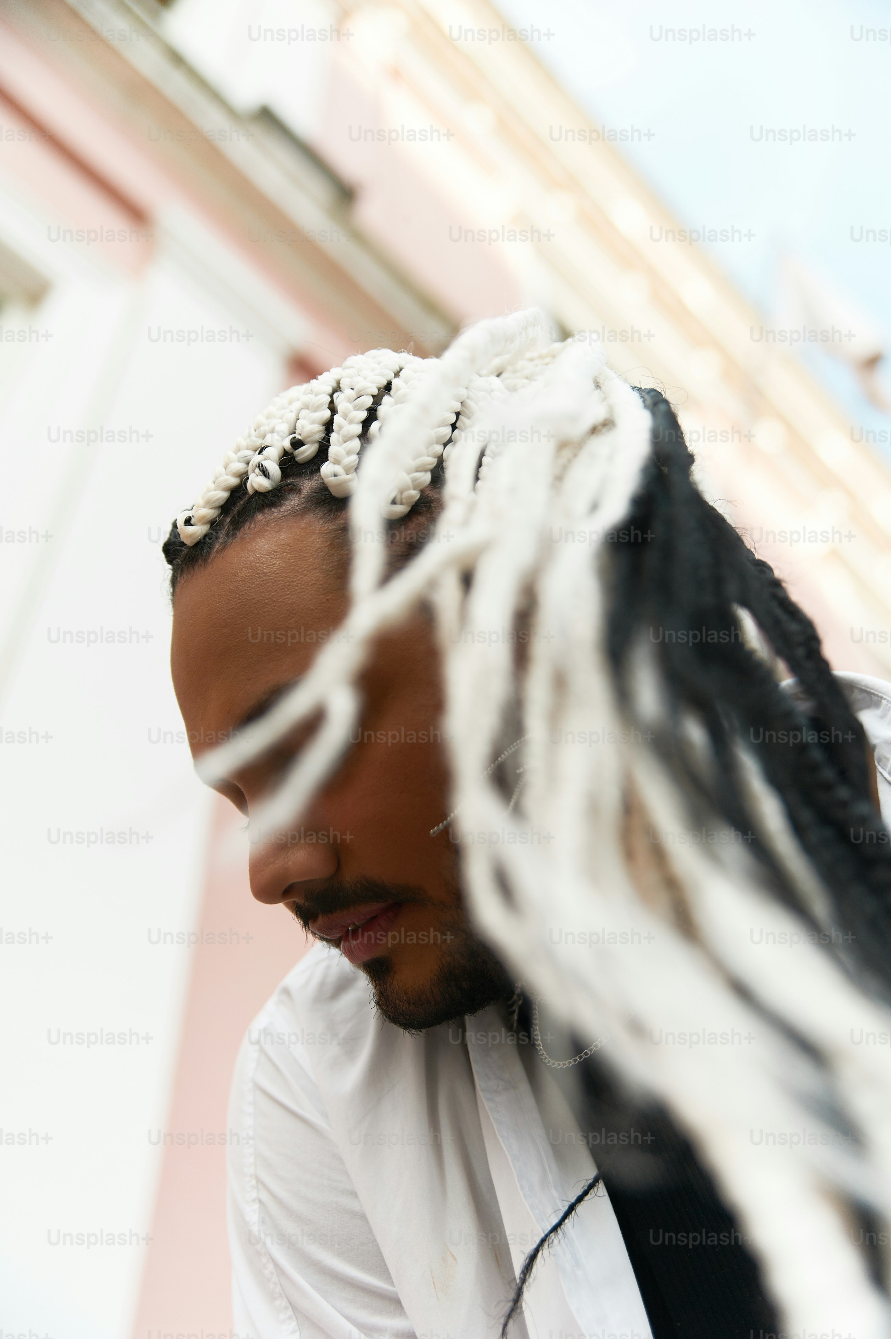 Foto Un hombre con rastas y una camisa blanca – Trenza Imagen en Unsplash