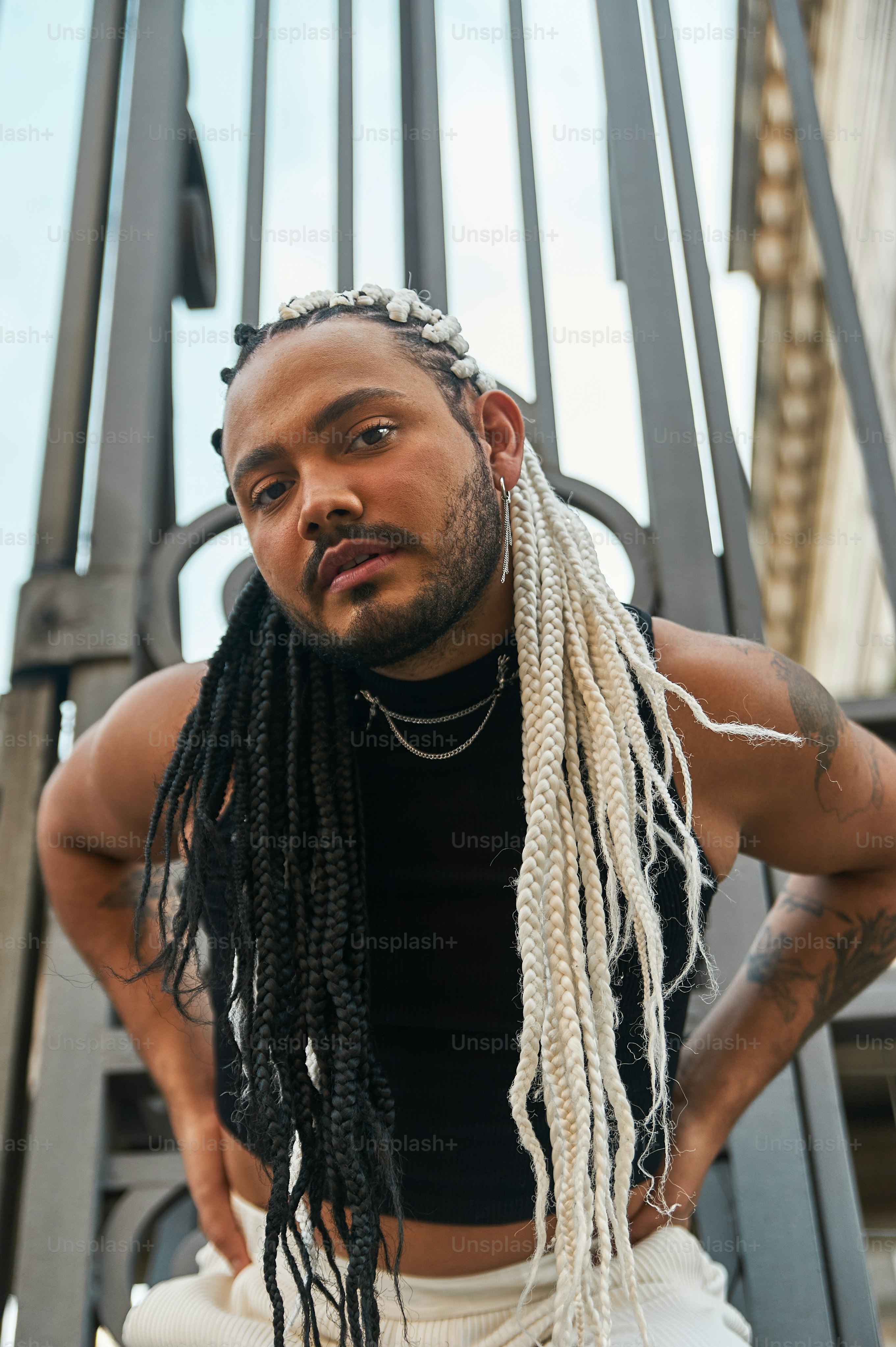 Foto Un hombre con rastas y una camisa negra – Hombre de pelo largo ...
