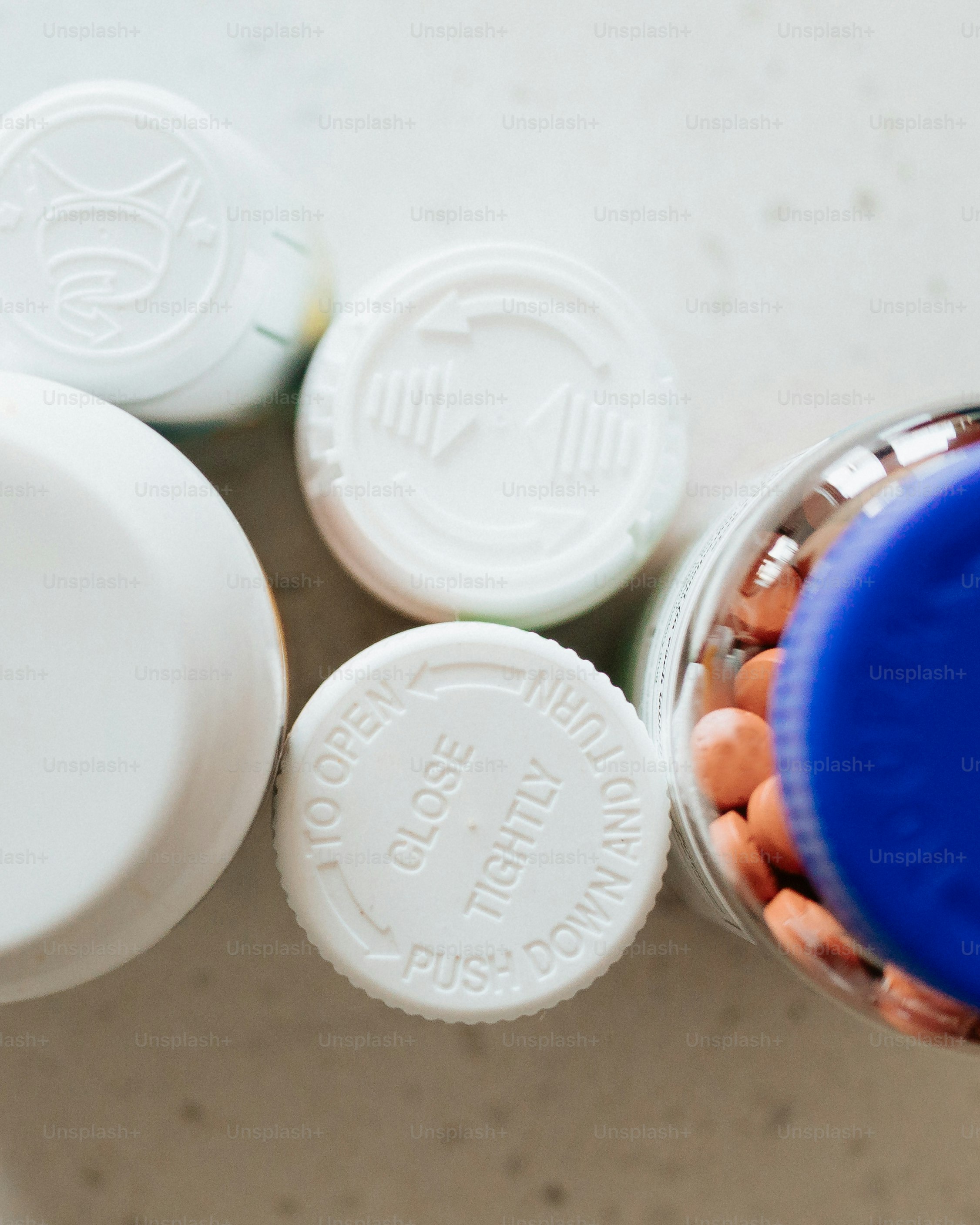 A close up of a container of pills photo – Treatment Image on Unsplash