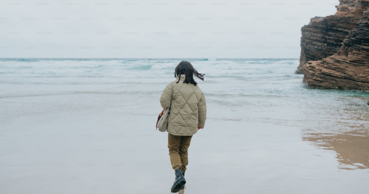 바다 옆 해변을 따라 걷는 여자 사진 Unsplash의 바닷가 이미지