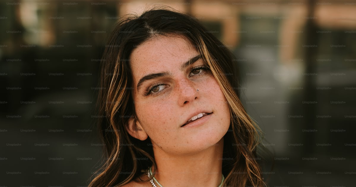 Foto Una Mujer Con Un Vestido Blanco Posando Para Una Foto Moda