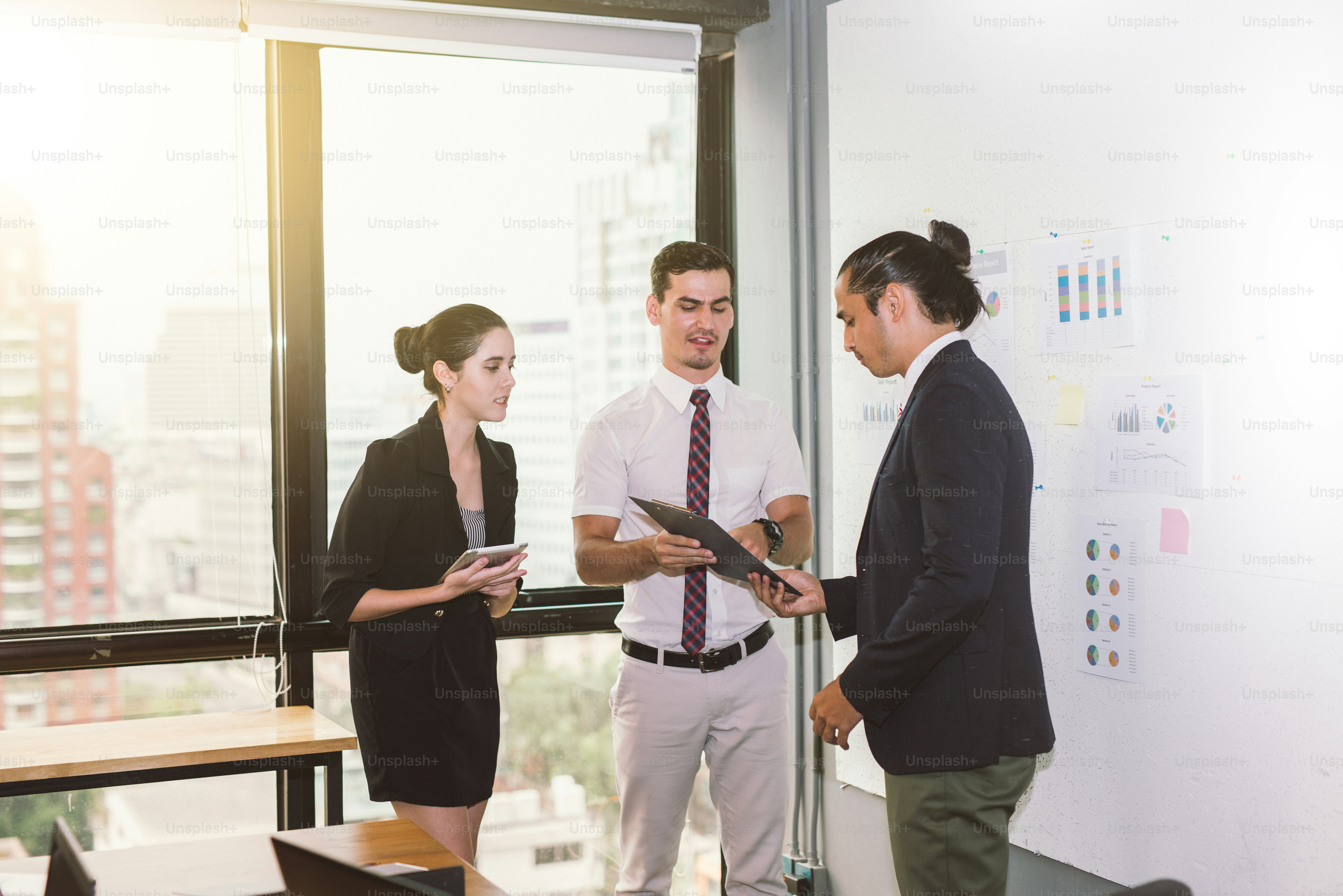 Foto zum Thema Bild von Geschäftspartnern, die Dokumente und Ideen bei ...