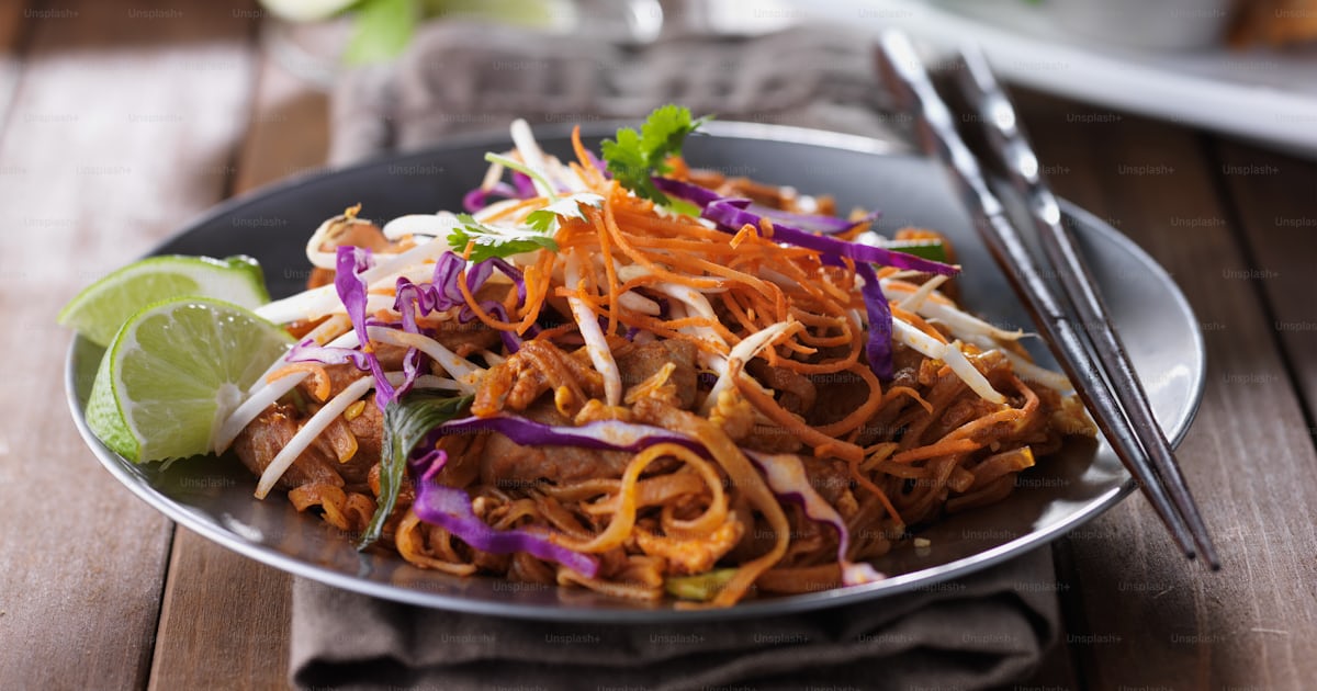 맛있는 Pad Thai 볶음 쇠고기와 선택적 초점으로 화려한 장식 샷 사진 Unsplash의 팟타이 이미지