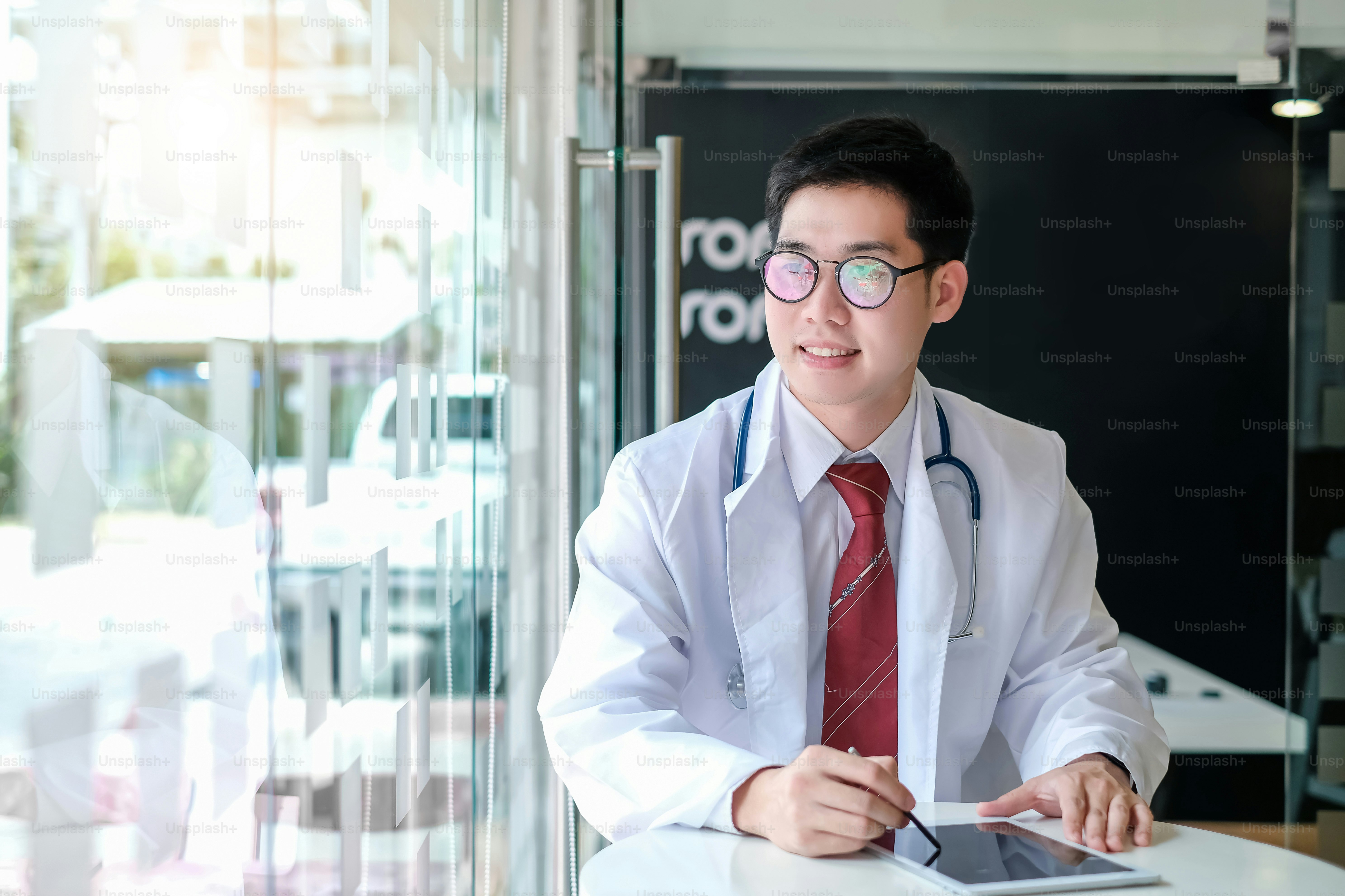 Foto Doctor hombre feliz sonriendo y mirando afuera felizmente con la ...