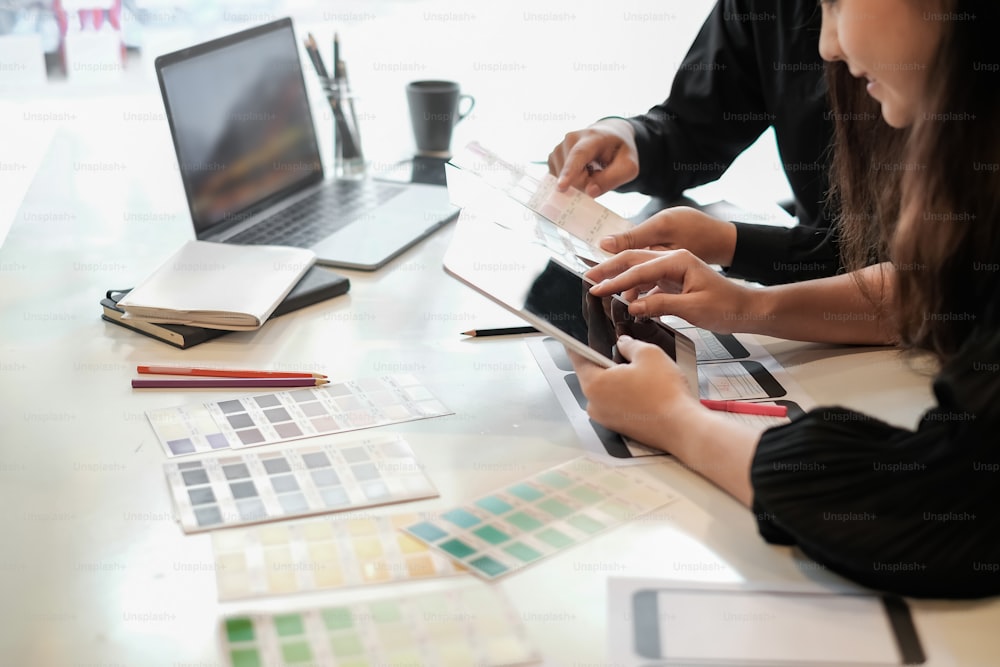 Graphistes, dessin créatif, développement d’applications UX, d ... Graphistes, dessin créatif, développement d’applications UX, d ...