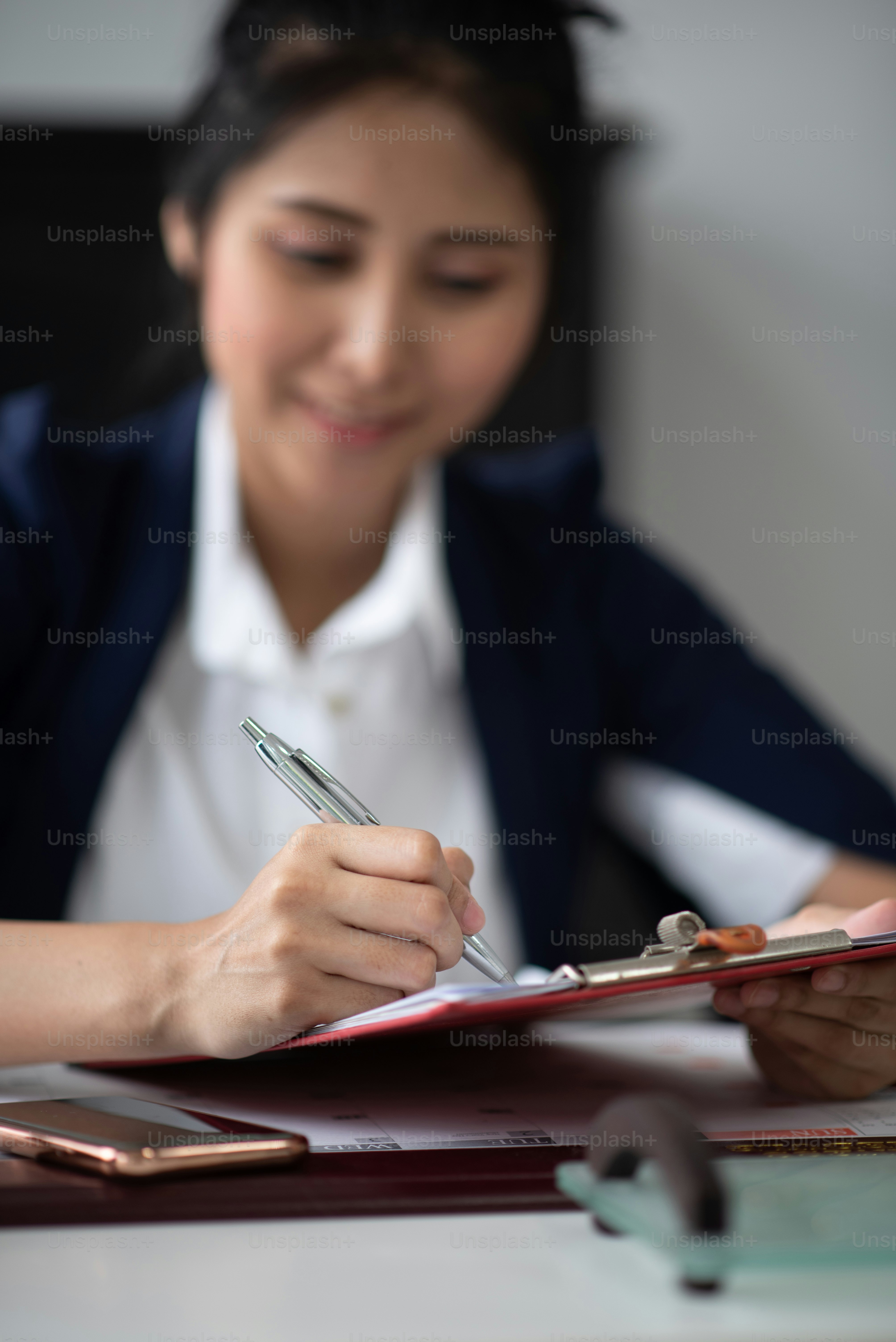 Business women working on desks, Modern lifestyle photo – Table Image ...