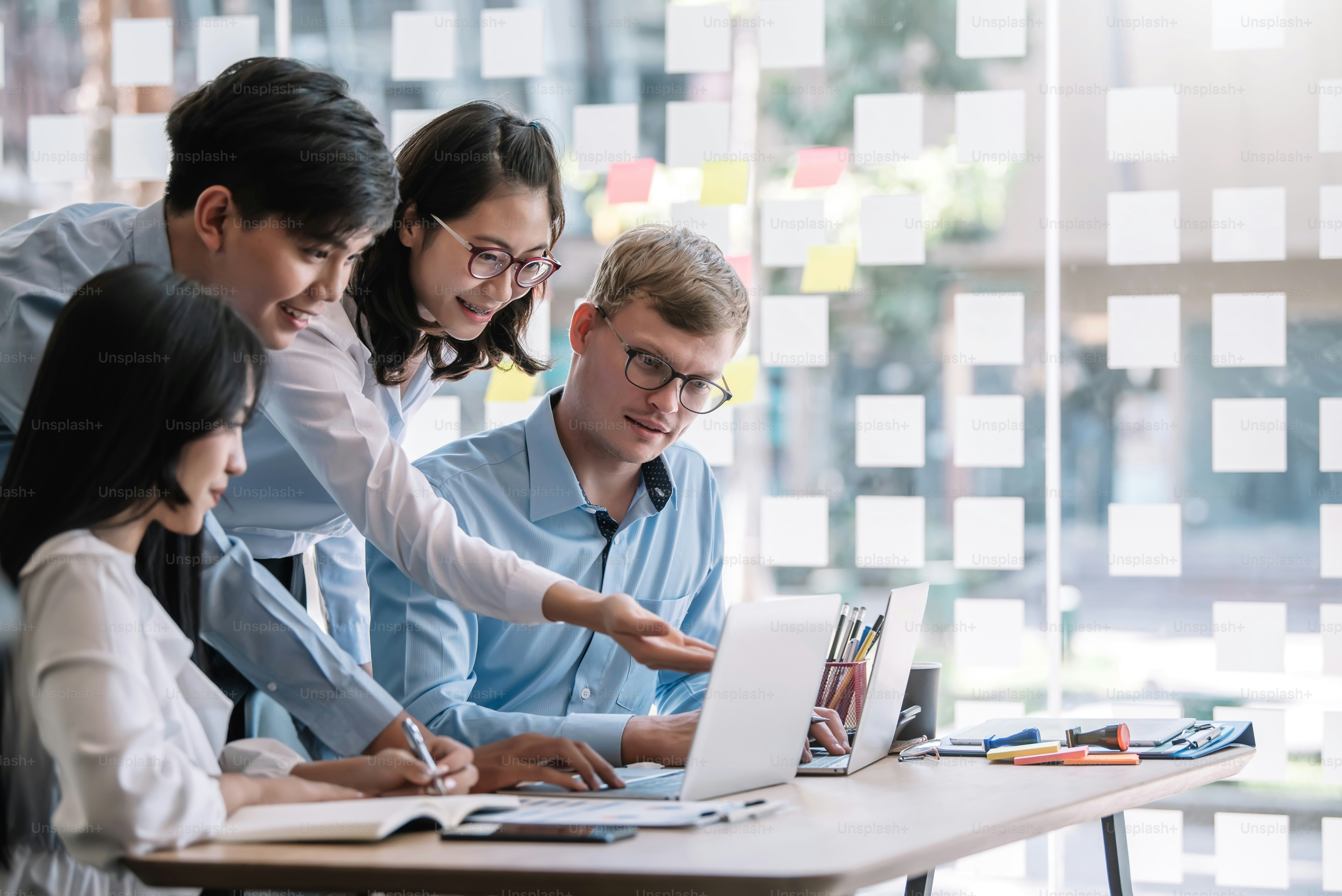 500+ People Working Pictures | Download Free Images on Unsplash