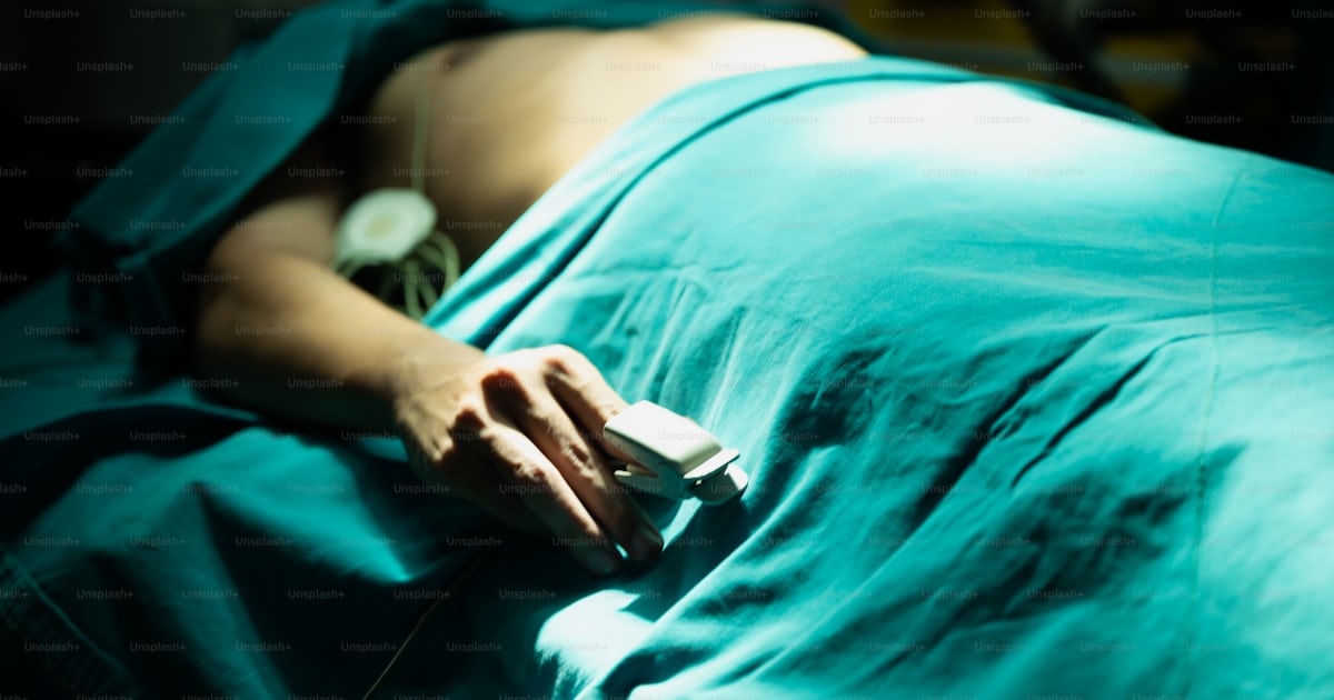 환자의 손 병원에서의 의료 의료 치료 및 희망 개념 간호사에 의한 의학 클리닉 지원 여성 환자 질병 방문 전문 의사 손을
