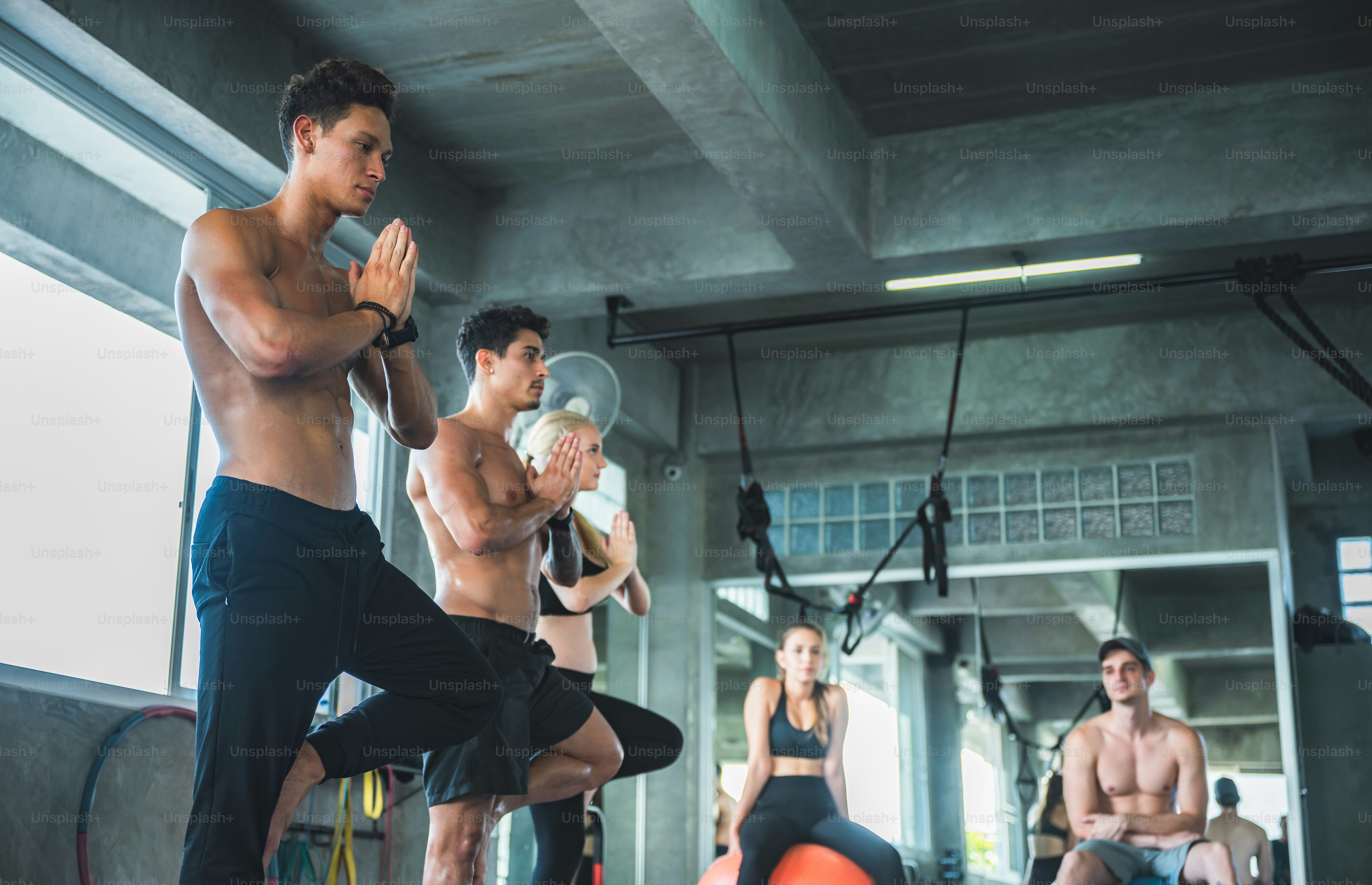 Foto zum Thema Gesunder Mann und Frau Person Gruppentraining und Training im Sport Fitness ...