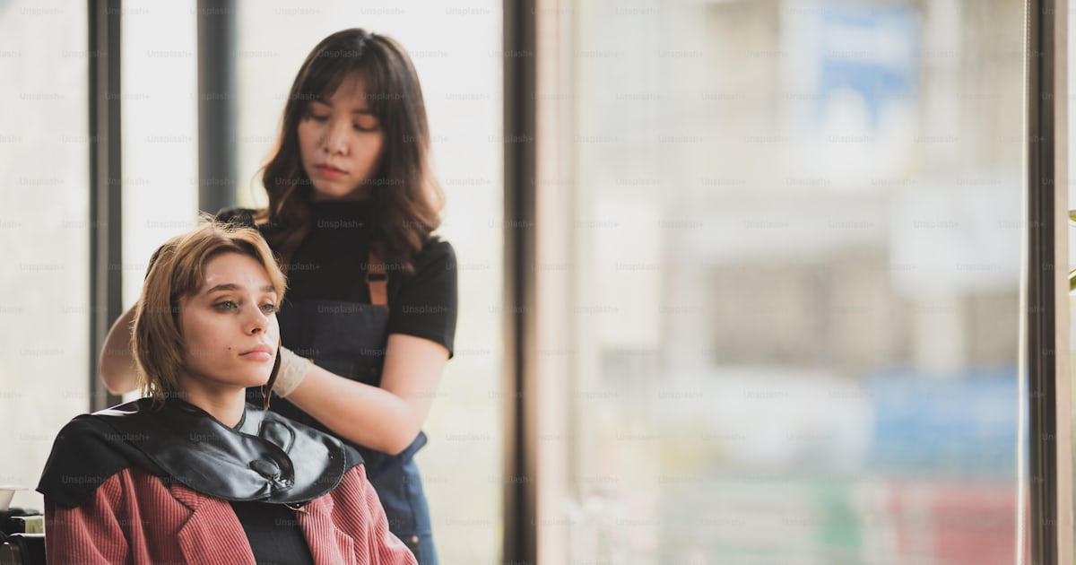 전문 미용사 스타일리스트 사람과 헤어 패션 미용실 개념 이발 및 헤어 케어에 대한 여성 클라이언트 머리 장식 이발사 장비