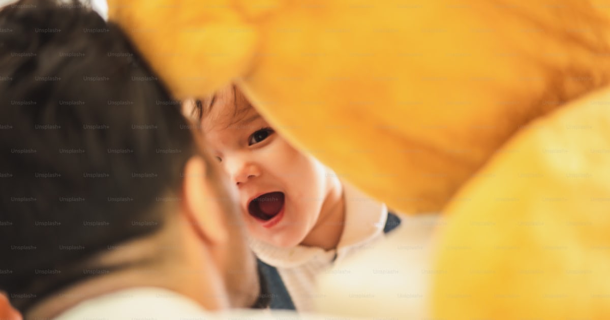 아이 아기와 아버지 남자 부모를 키우고 아들과 놀고 있는 가족 가정 어른의 아버지와 어린 소년 사람이 함께 가정에서