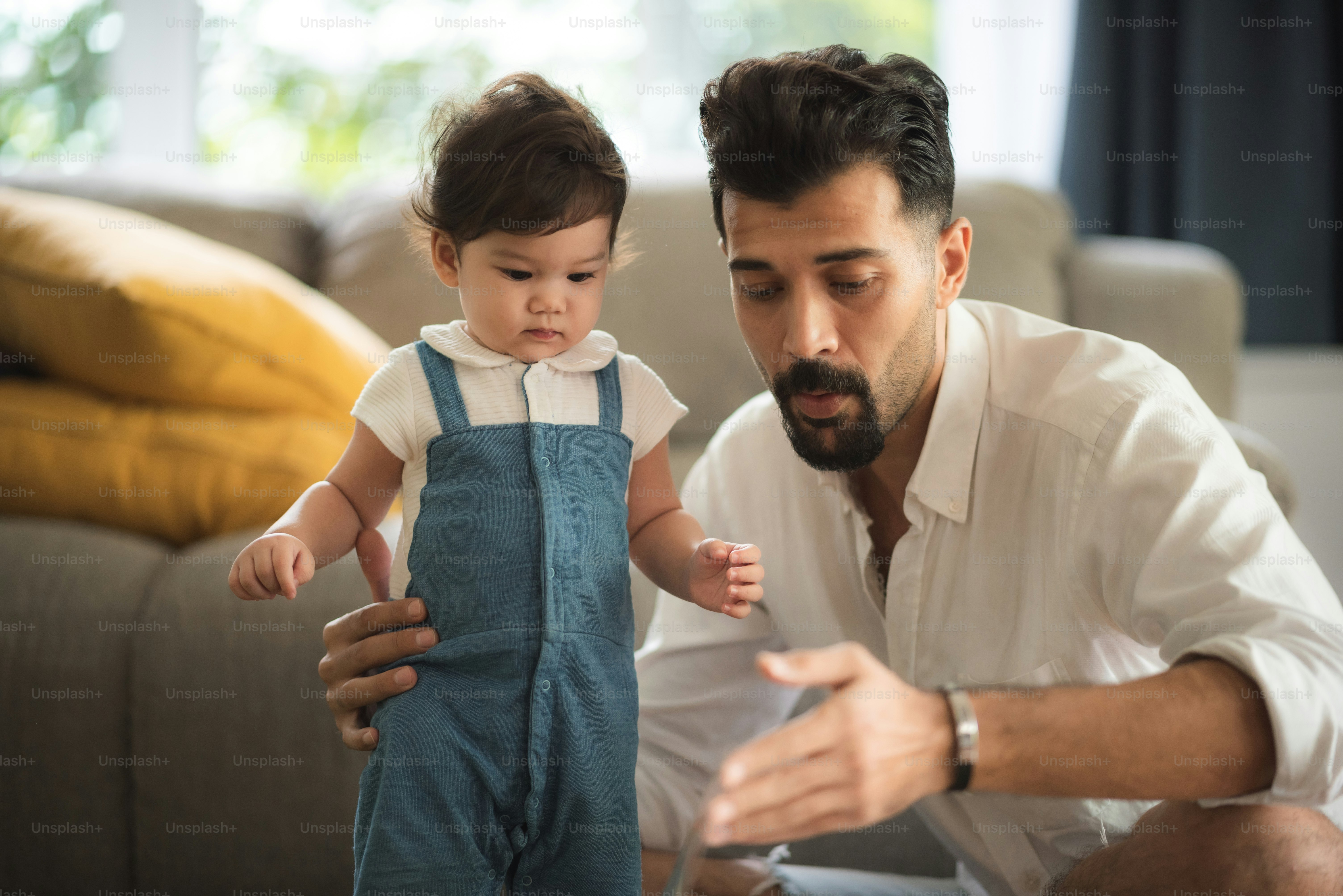 Foto Lindo concepto de familia de niño pequeño, bebé aprendiendo a ...
