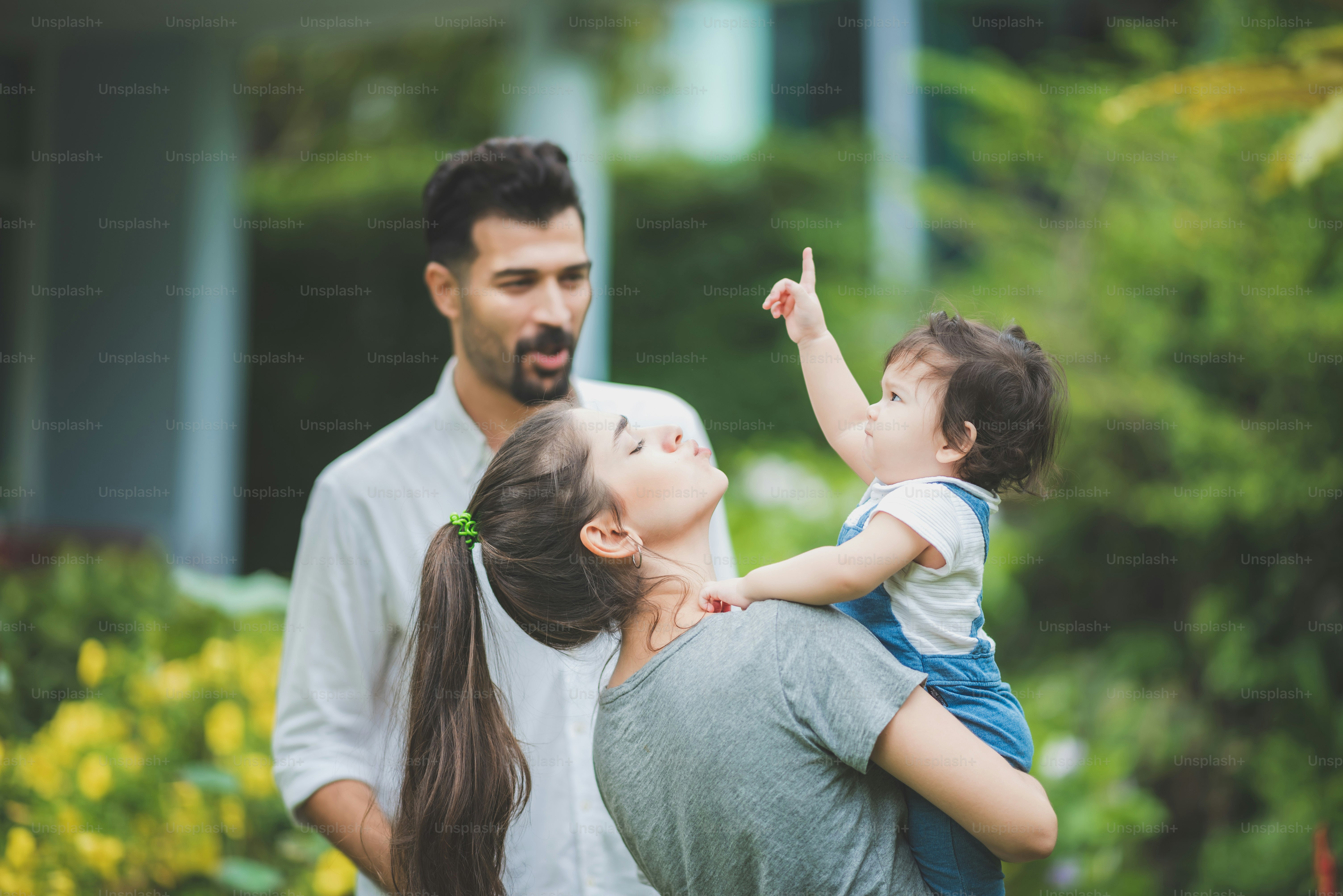 Foto zum Thema Familie von Kind Baby und Mutter, Frau Eltern erziehen ...