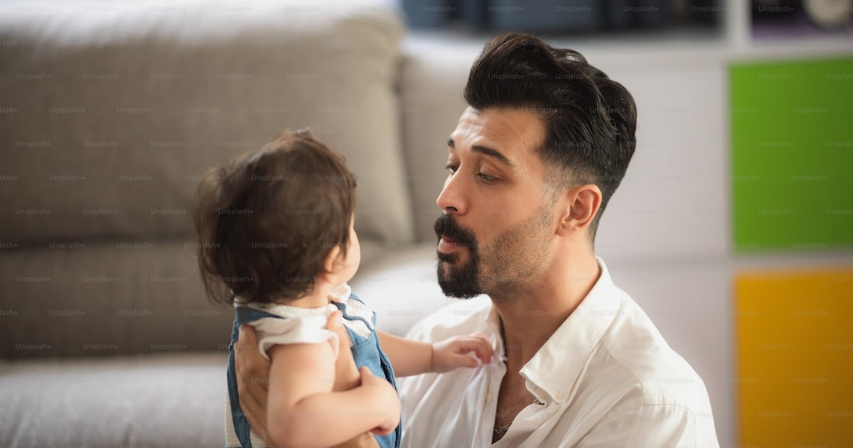 Foto zum Thema Familie des Kindes Baby und Vater, Mann Elternteil ... Foto zum Thema Familie des Kindes Baby und Vater, Mann Elternteil ...