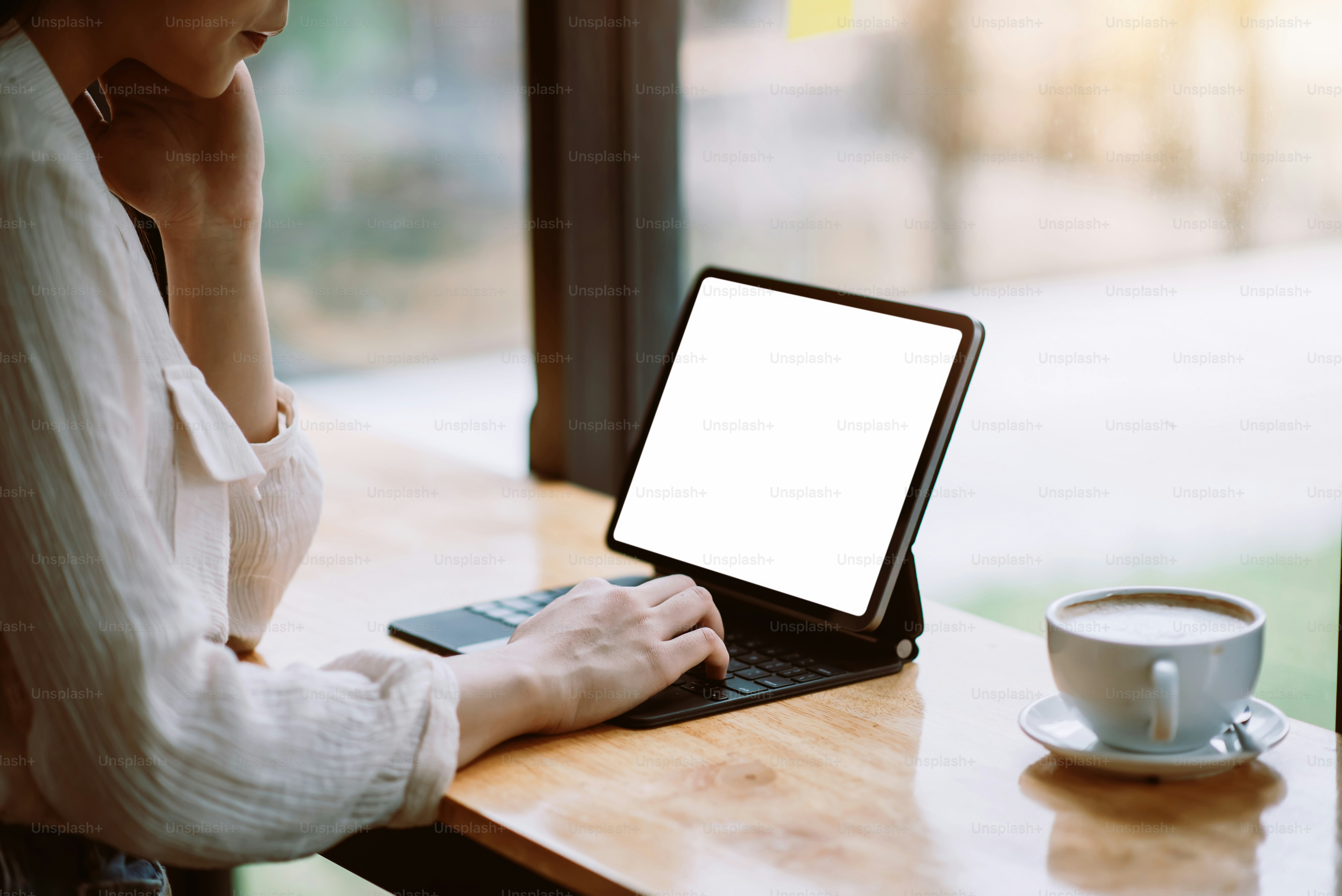 Maqueta. Mujer imprimiendo a mano en la pantalla en blanco de la ...