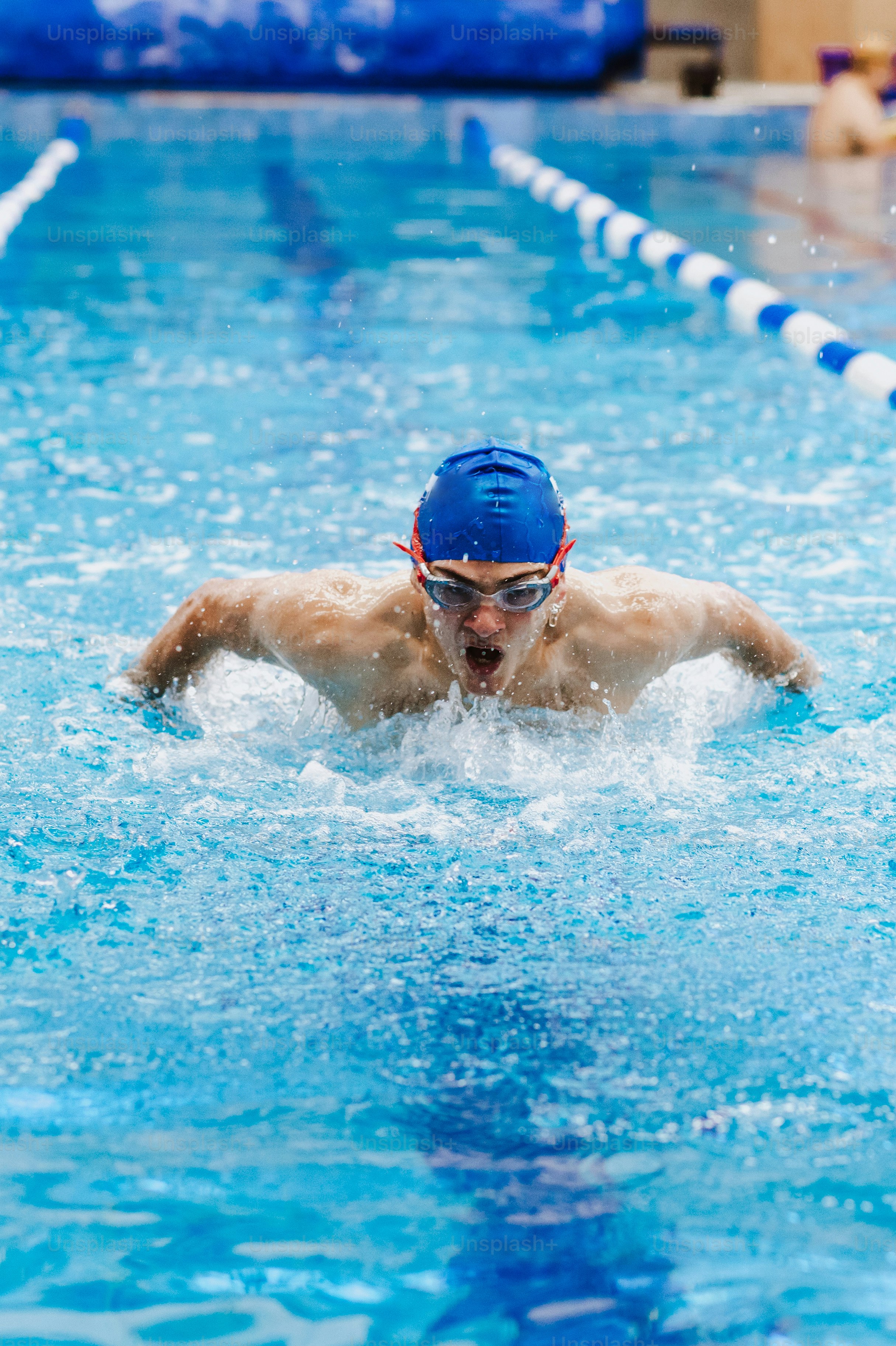 Foto Atleta de natación joven hispano con gorra en un entrenamiento de ...