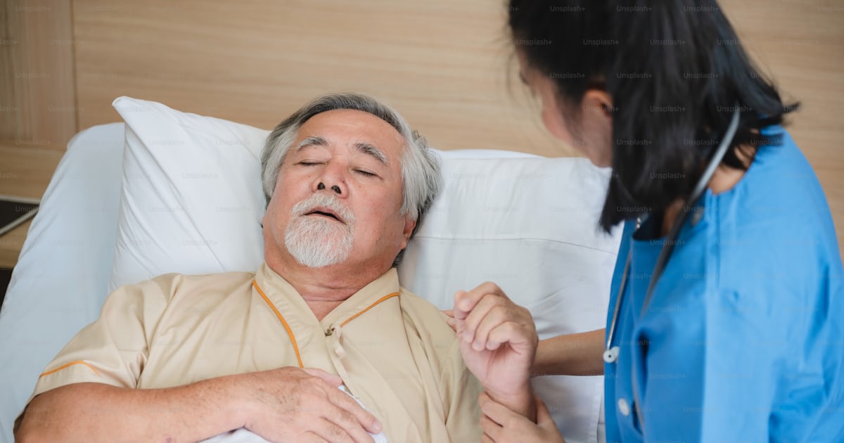 건강 보험 개념 전문 의사의 건강 검진 및 간호사의 지원을 위해 병원에 거주하는 노인 환자 노인을위한 의학 건강 관리 사진
