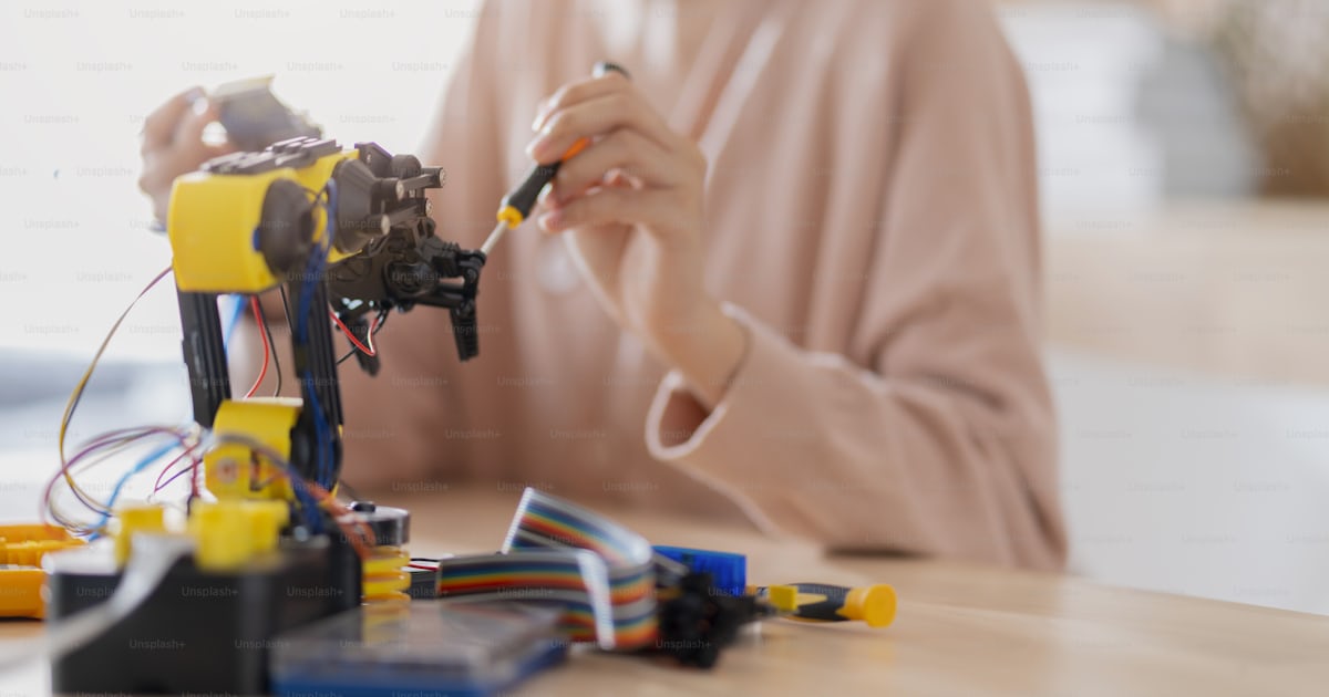 스마트 아시아 여성 프로그래머 학습 로봇 팔 Ai 코딩 전자 보드 케이블 Stem Steam에서 그녀는 집에서 Arduino 플랫폼을 통해 센서로 자율 로봇 팔을