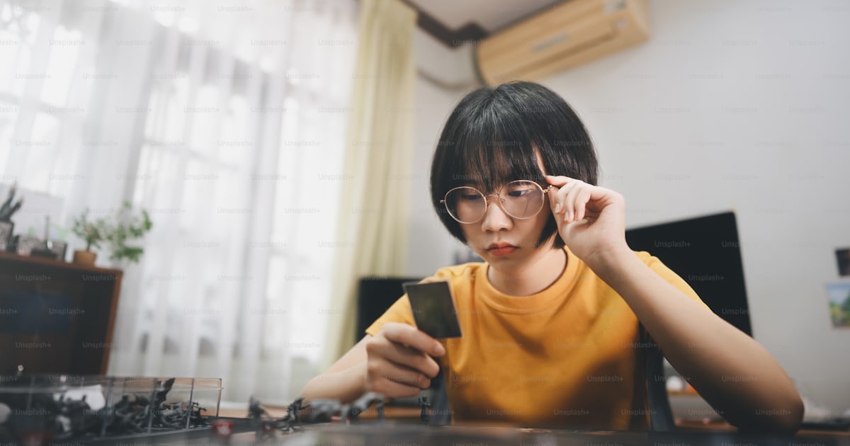 집에서 재미있는 취미 컨셉을 가진 사람들의 라이프 스타일 젊은 성인 아시아 여성 솔로 보드 게임을 맨 위 테이블에서 생각