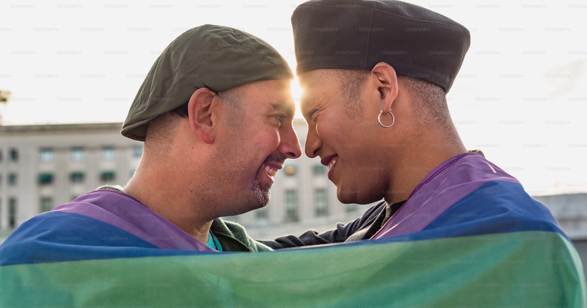 Lgbt 무지개 깃발 아래 게이 커플은 웃고 서로를 바라보며 있다 자존심의 개념 프라이드의 달 사진 Unsplash의