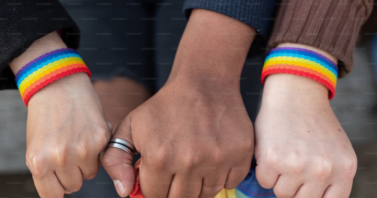 Lgbtq 무지개 팔찌를 들고 무지개 깃발 게이 프라이드의 달 레즈비언 프라이드 Lgbt 인식 운동 논바이너리 포용성 및