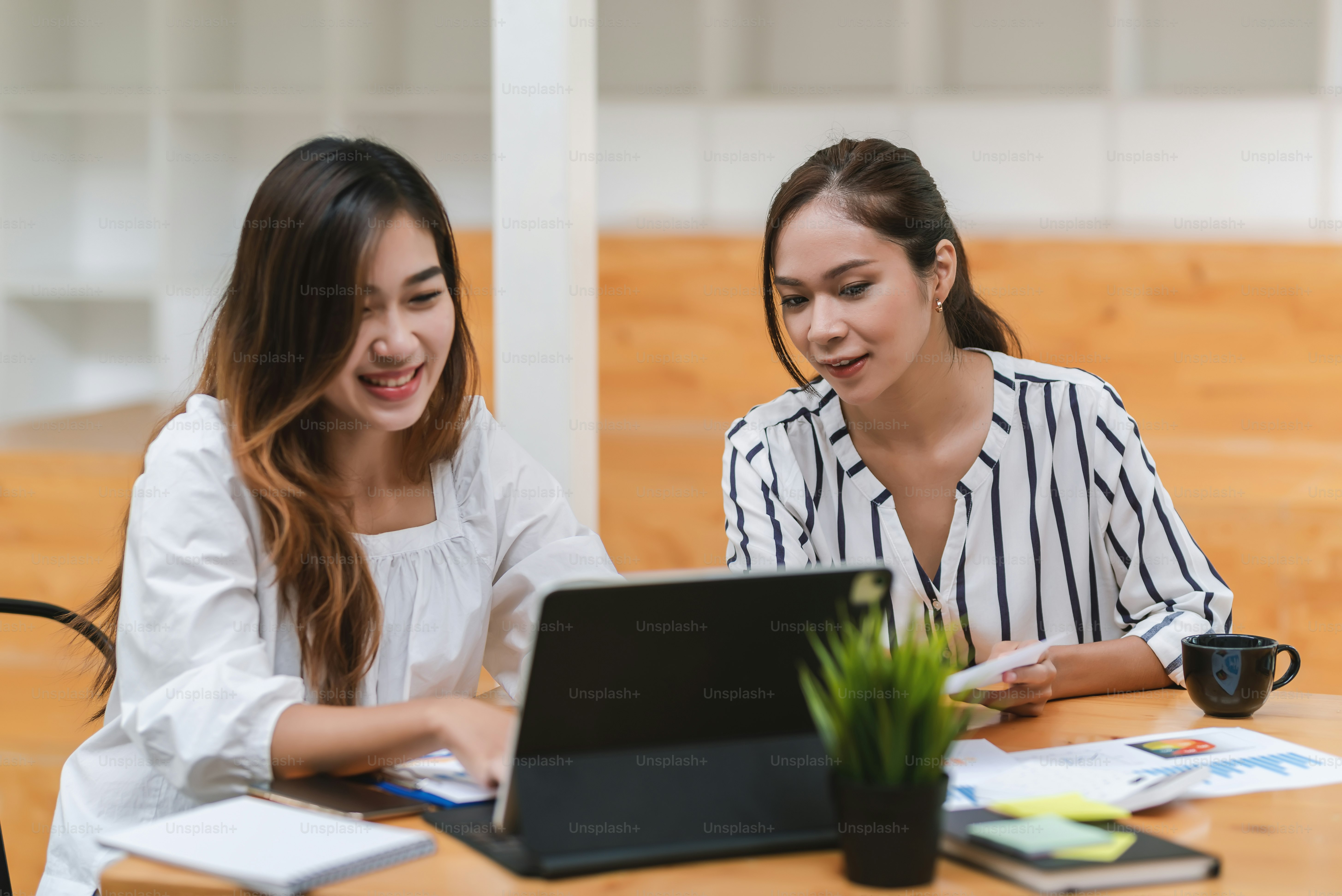 Women Working Together Pictures | Download Free Images on Unsplash