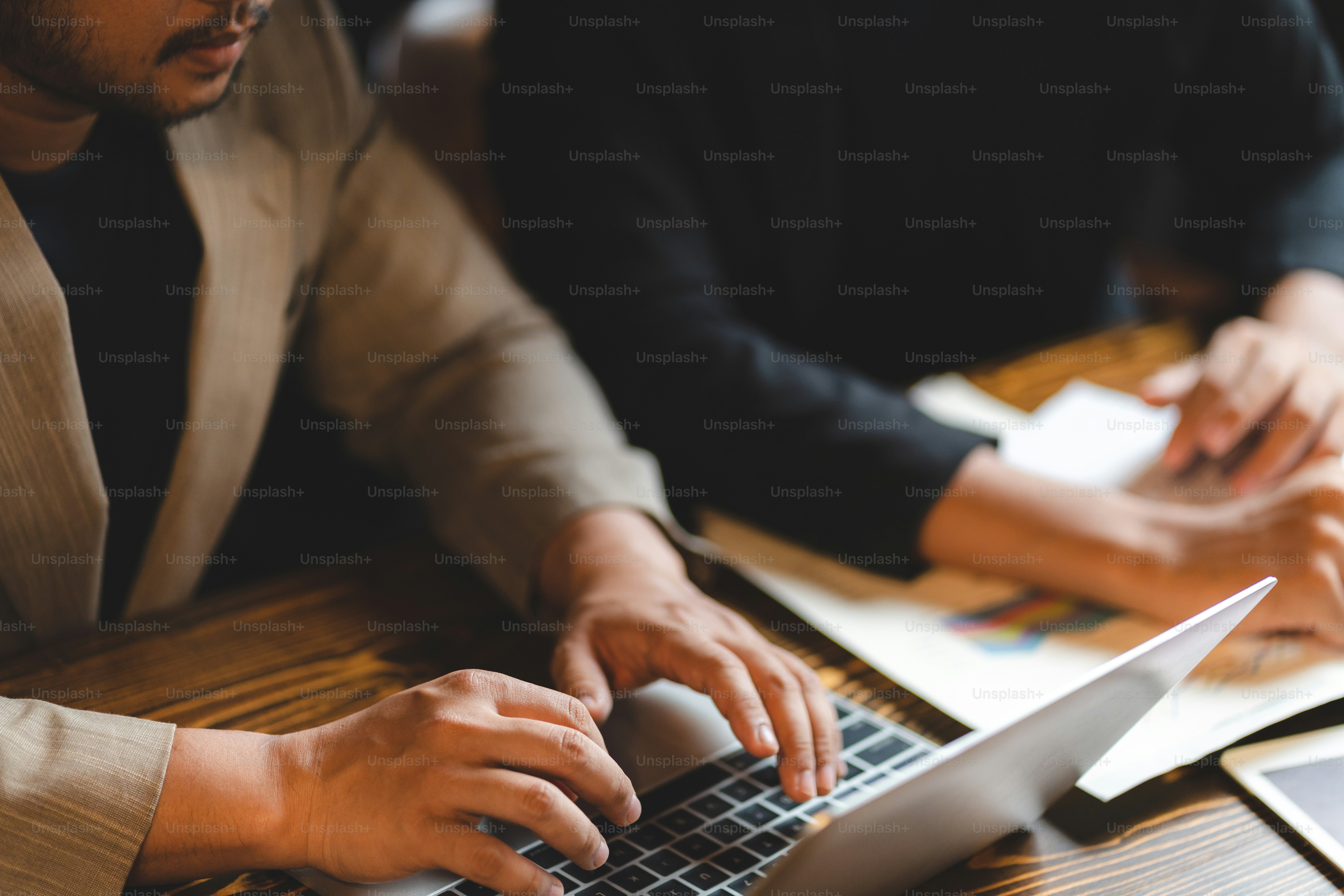 Foto Pessoa de negócios profissional digitando na mesa do laptop do ...