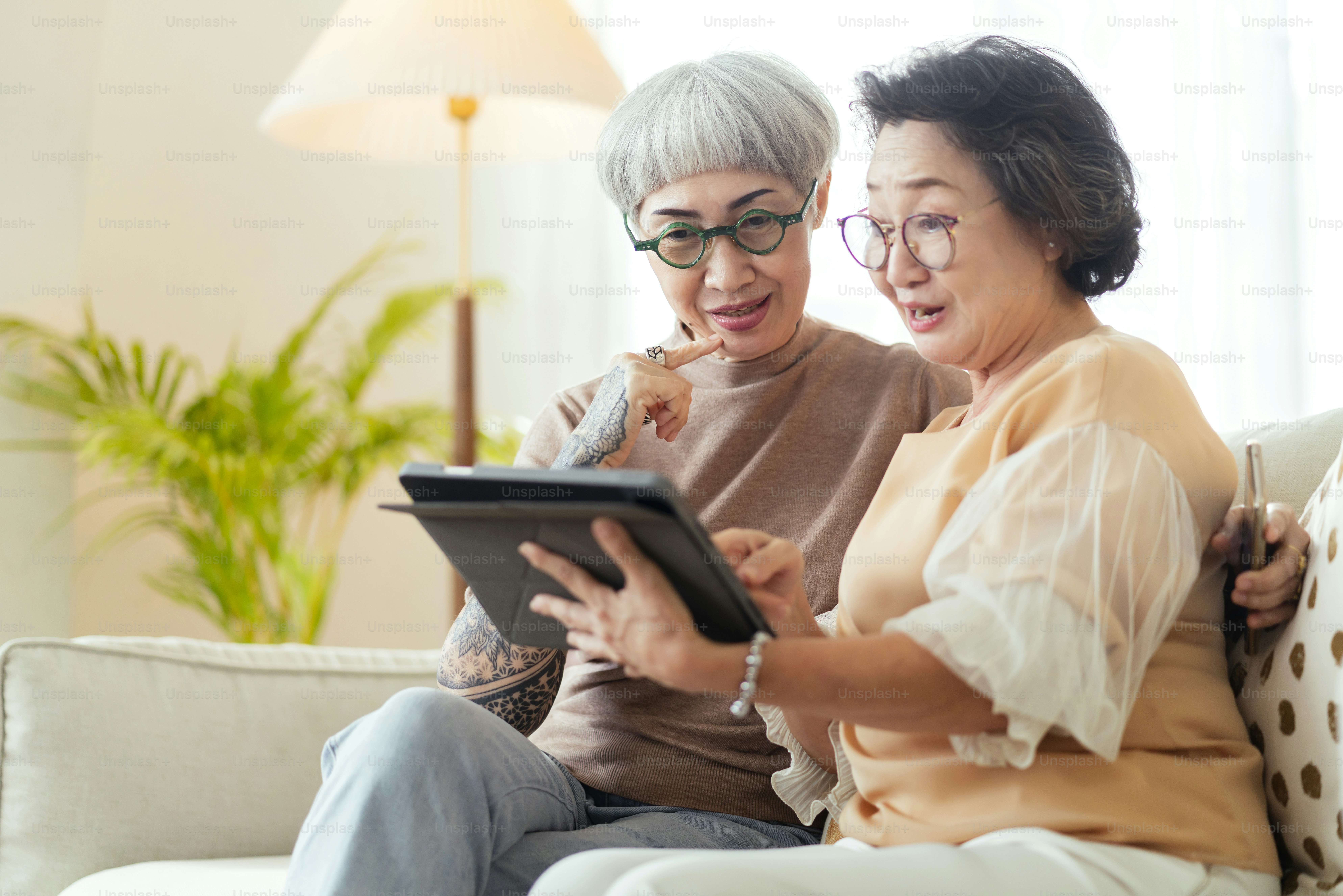 Visite la casa de dos amigas maduras mayores que miran a través del ...