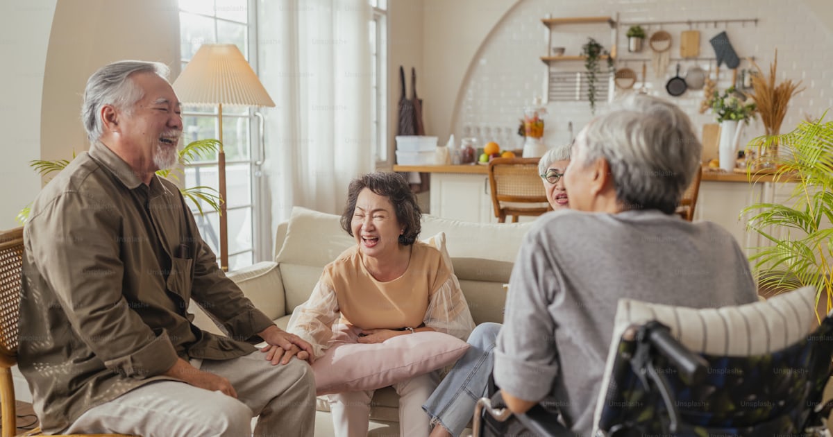옛날 노인 아시아 친구 은퇴 한 사람들 행복 긍정적 인 웃음 미소 요양원의 거실에서 함께 대화 성인 탁아소에서 그룹 활동에