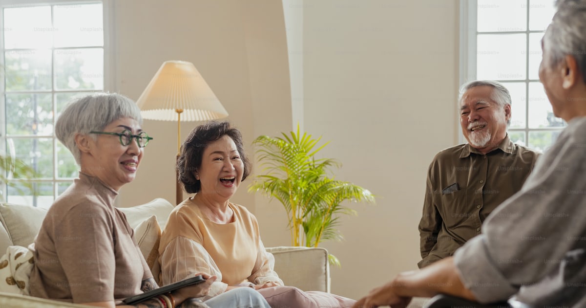 옛날 노인 아시아 친구 은퇴 한 사람들 행복 긍정적 인 웃음 미소 요양원의 거실에서 함께 대화 성인 탁아소에서 그룹 활동에