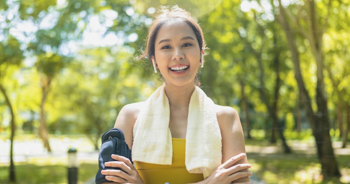 스포츠 아시아 여성 십대 초상화 촬영 아침 달리기 조깅 건강 한 일상 활동 공공 공원에서 일요일 아시아 여성 착용 스포츠 착용